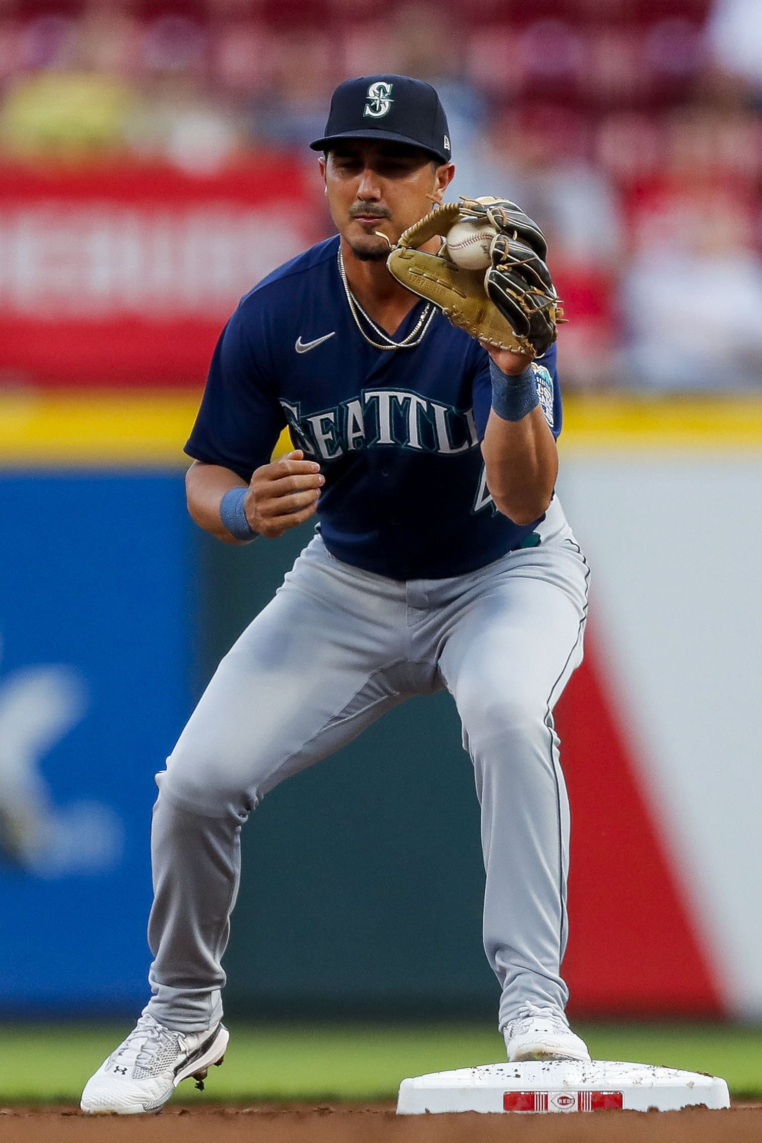 Nick Martini fuels Reds' late rally past Mariners | Reuters