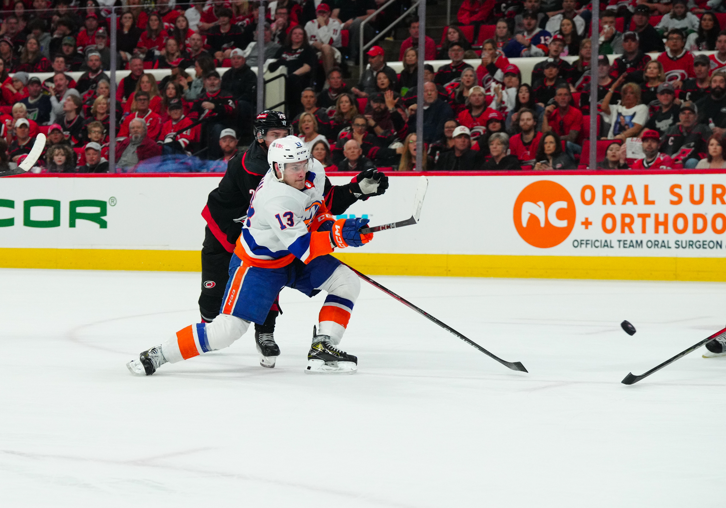 Hurricanes edge Islanders 3-1 in playoff opener | Reuters