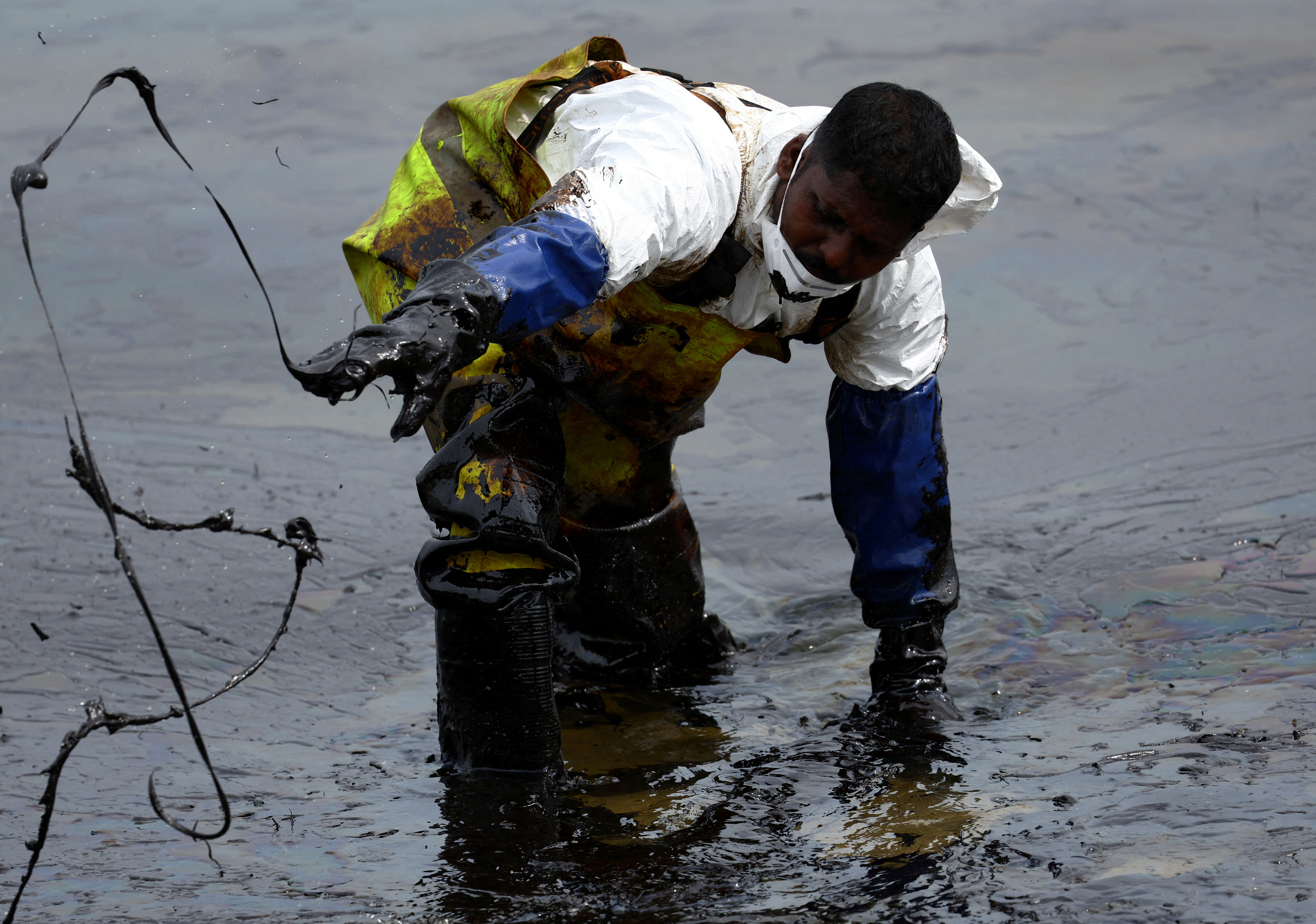 In pictures: Singapore intensifies clean up as oil spill spreads along ...