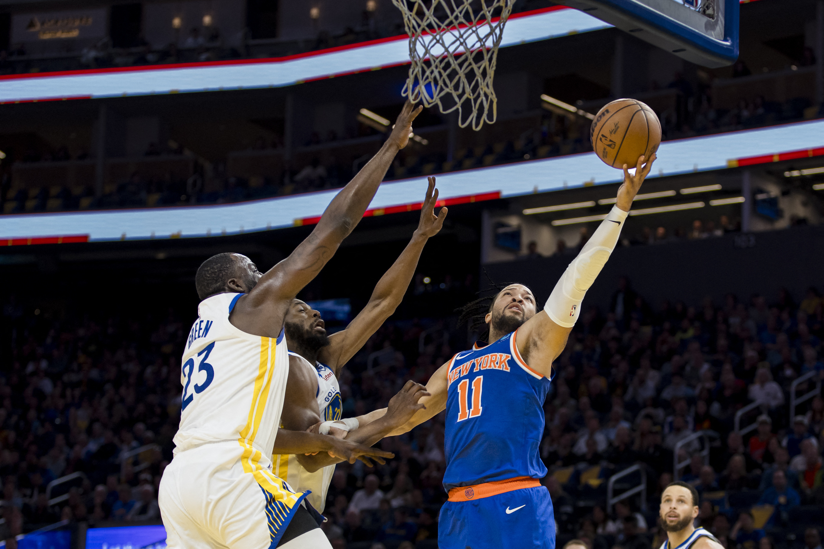 Backcourt duo carries Knicks over Warriors, 119-112 | Reuters