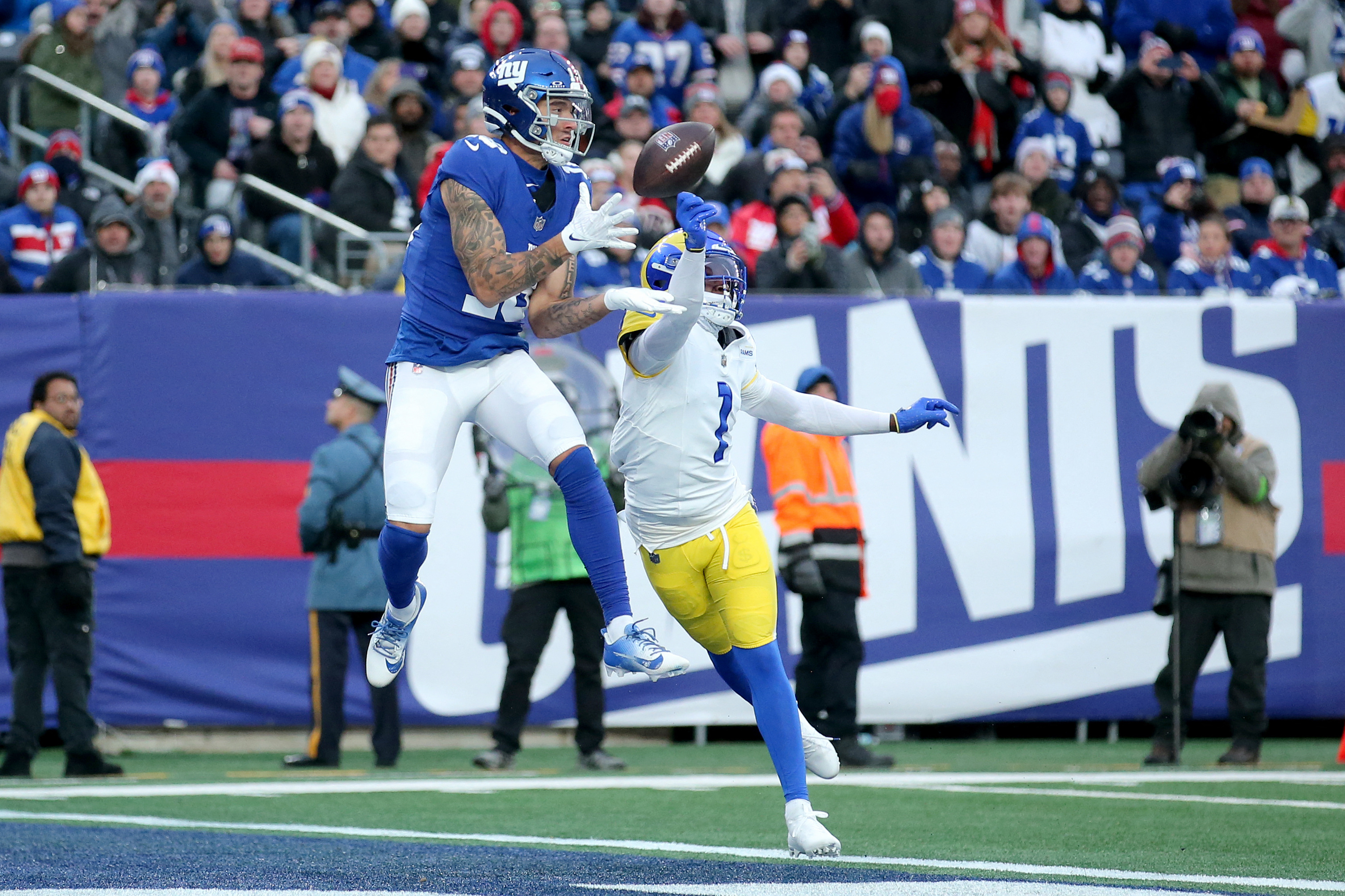 Rams score early, hold off Giants | Reuters