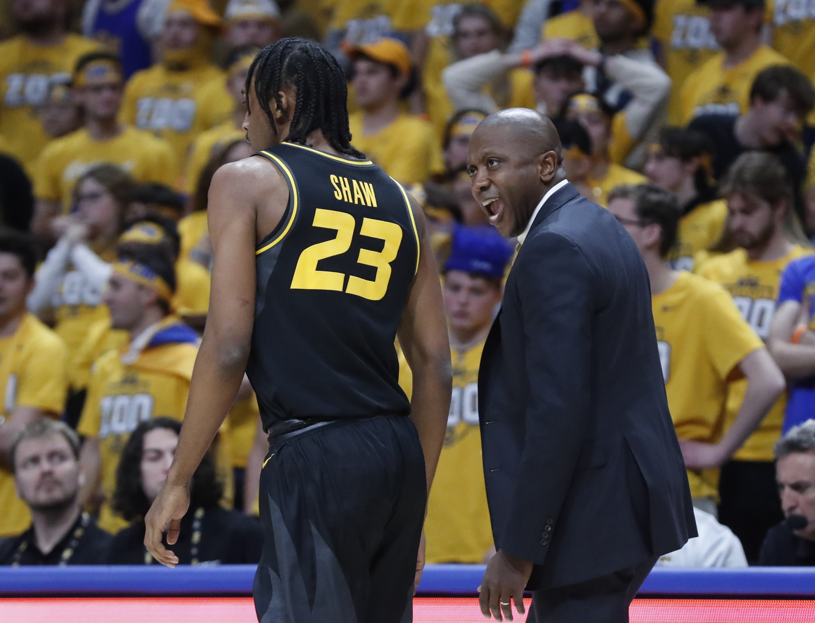 Missouri ends Pitt's home winning streak | Reuters