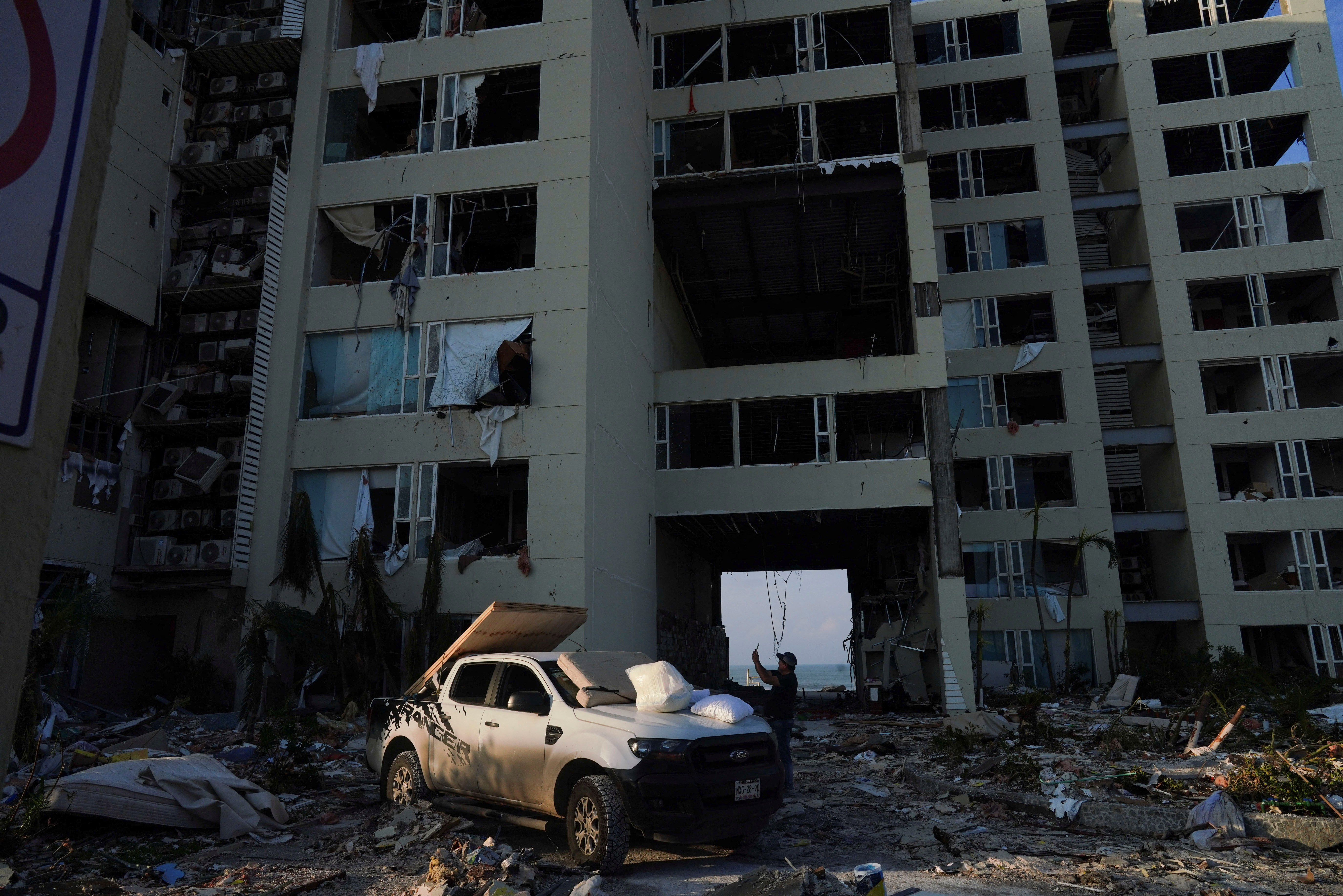 In hurricane-ravaged Acapulco, worries for food and water - November 3 ...