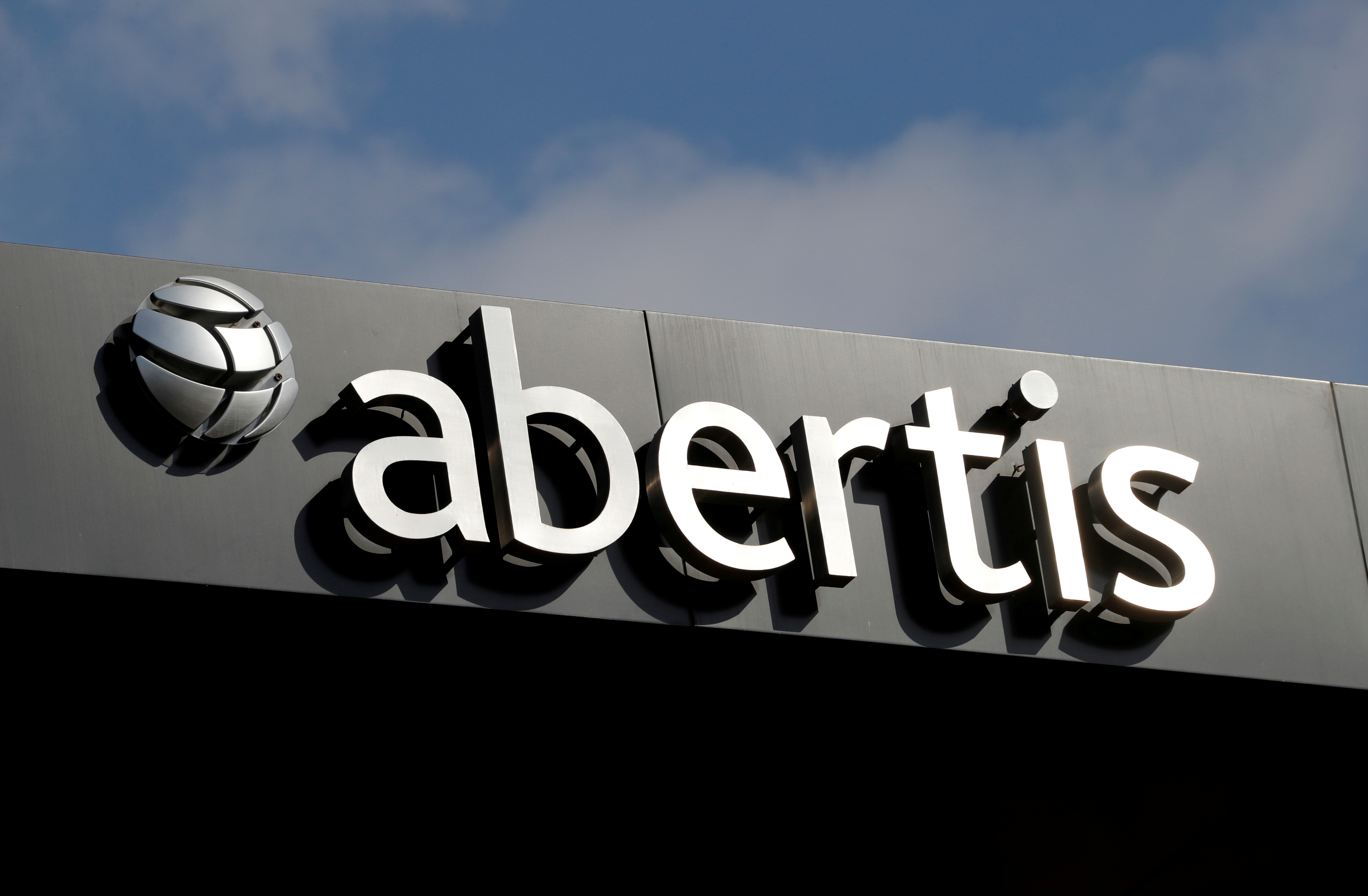 Abertis to bid for Chicago Skyway stake, newspaper says | Reuters