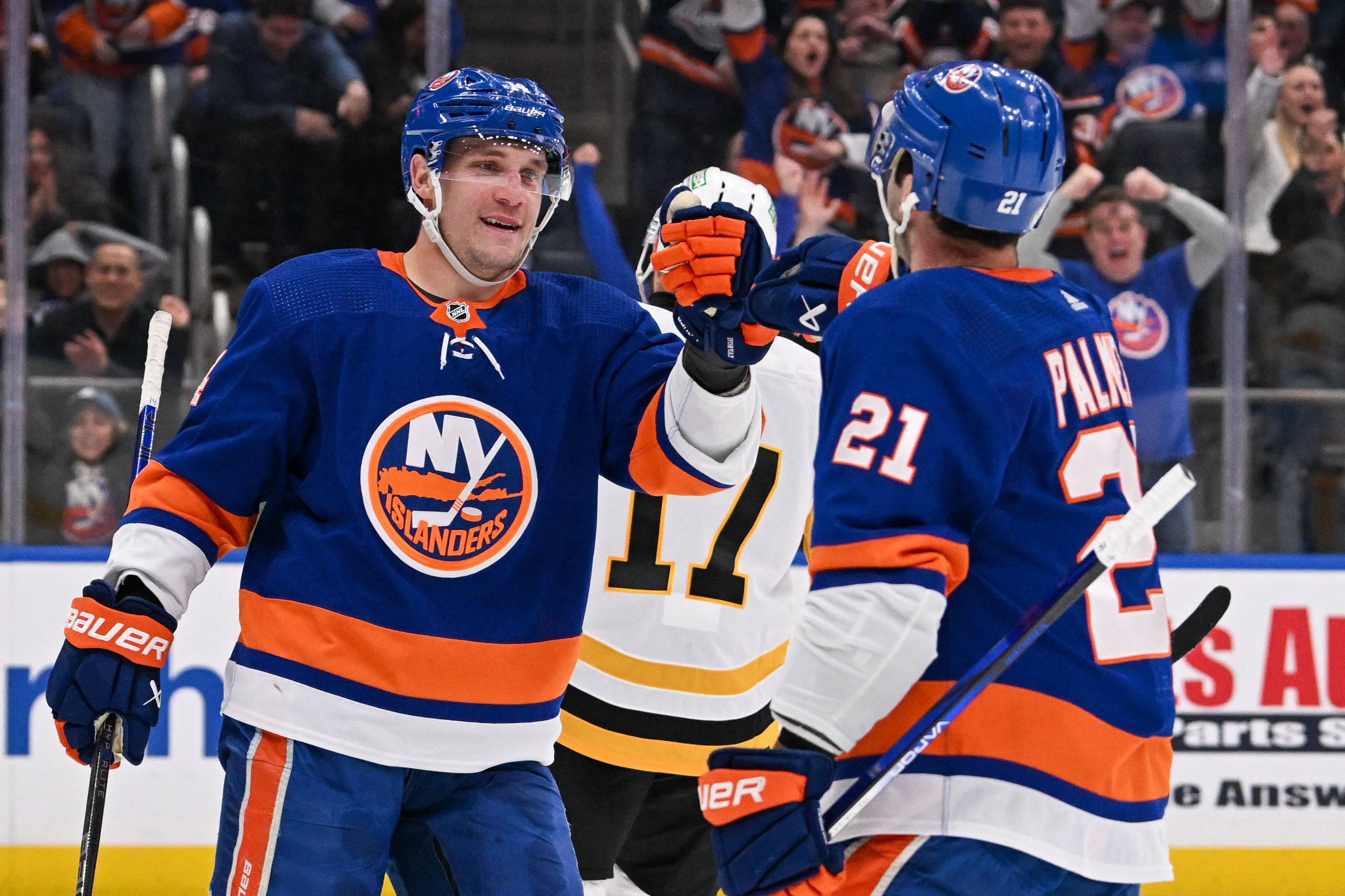 Simon Holmstrom's goal helps Islanders top Penguins | Reuters