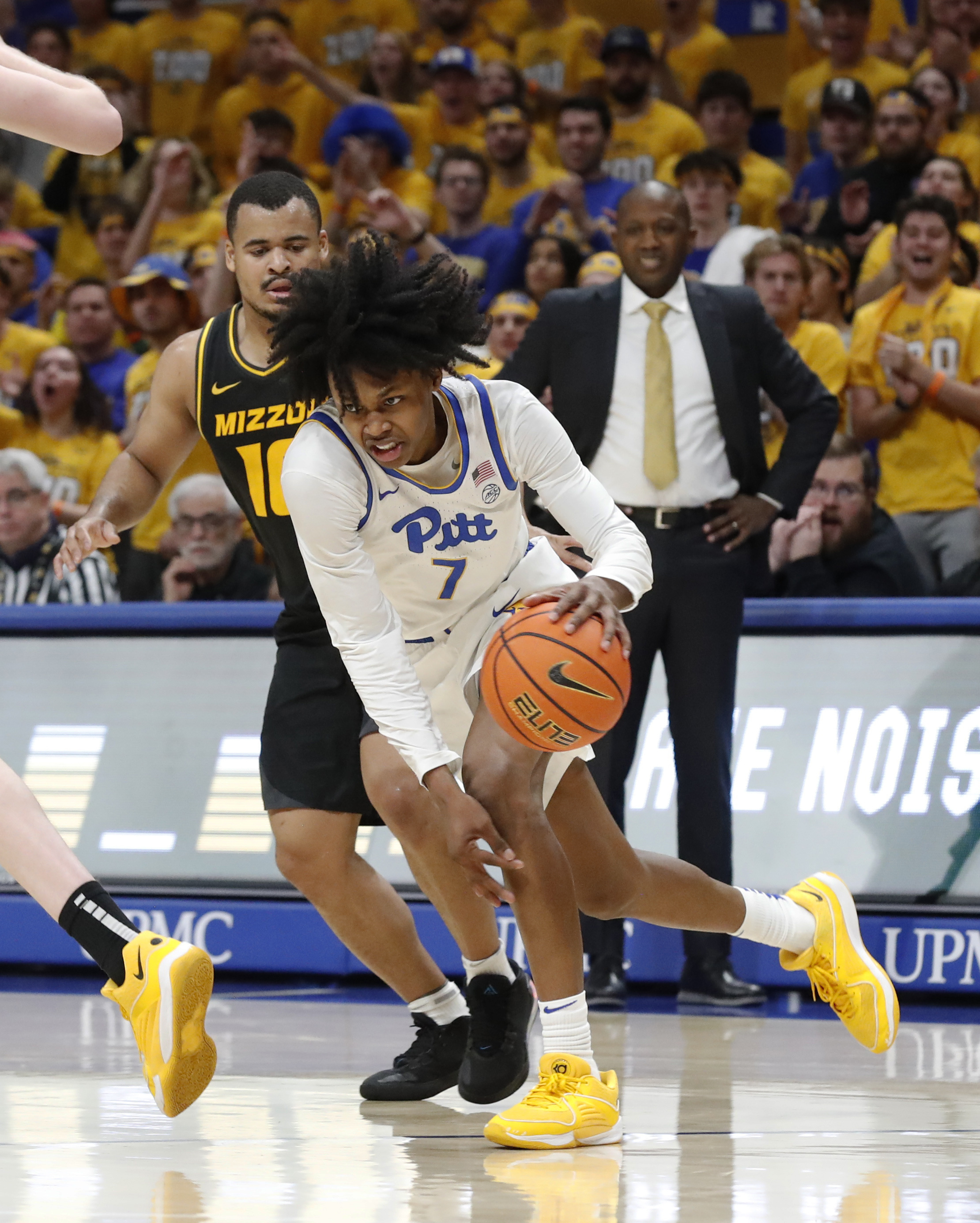 Missouri ends Pitt's home winning streak | Reuters