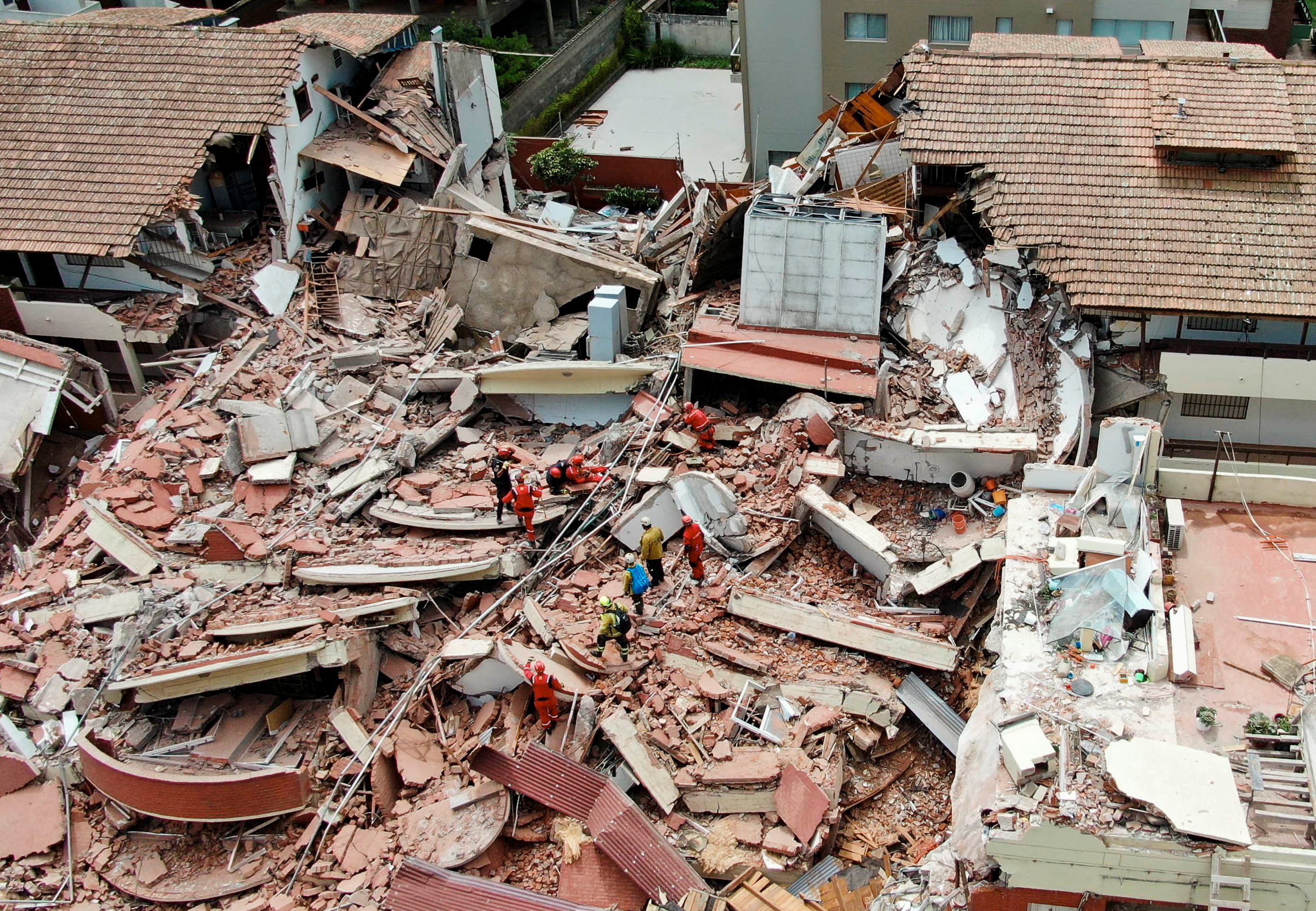 Hotel collapses in Argentina, firefighters search for trapped people ...
