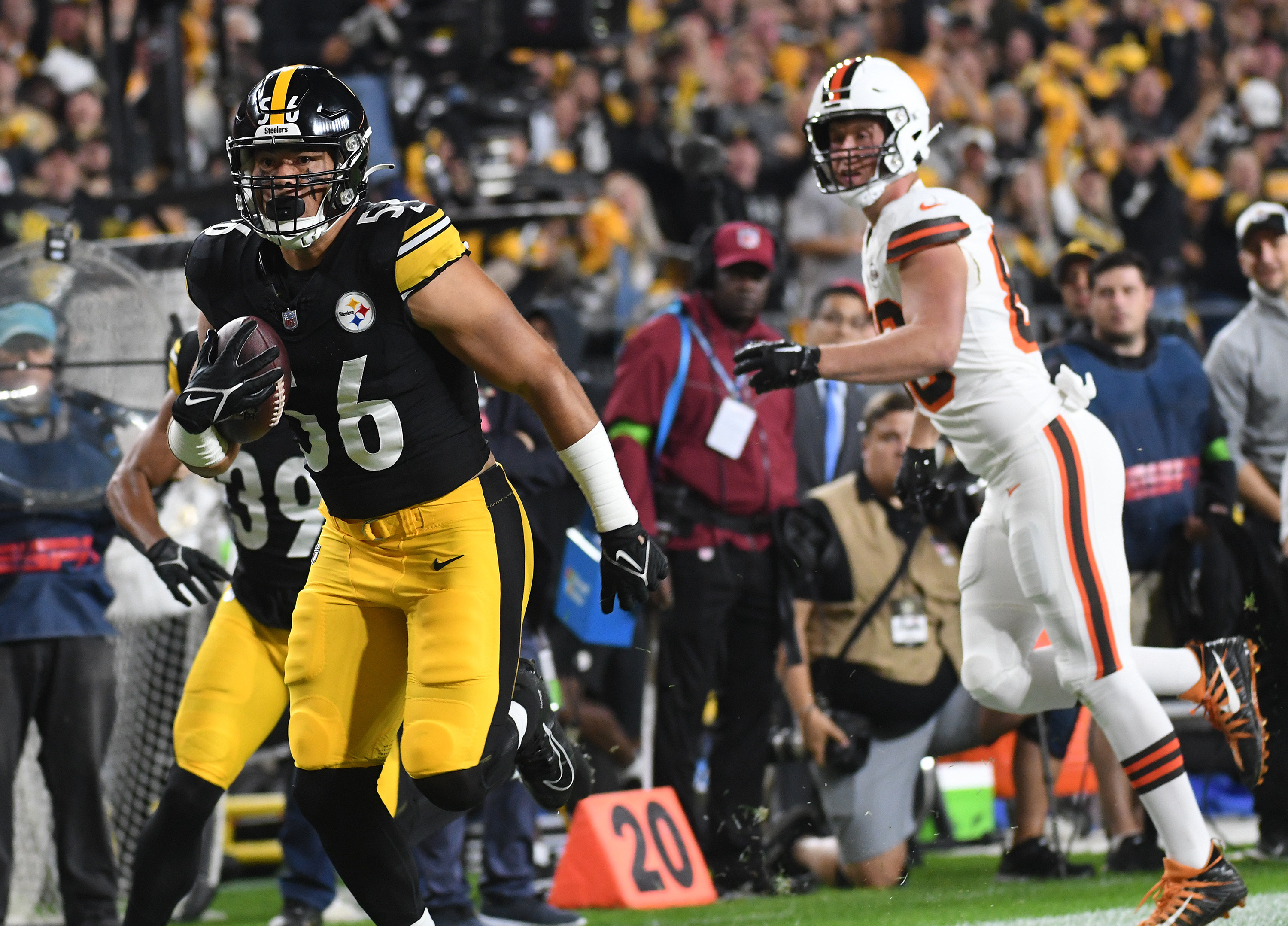Defensive TDs lift Steelers to another home win over Browns | Reuters