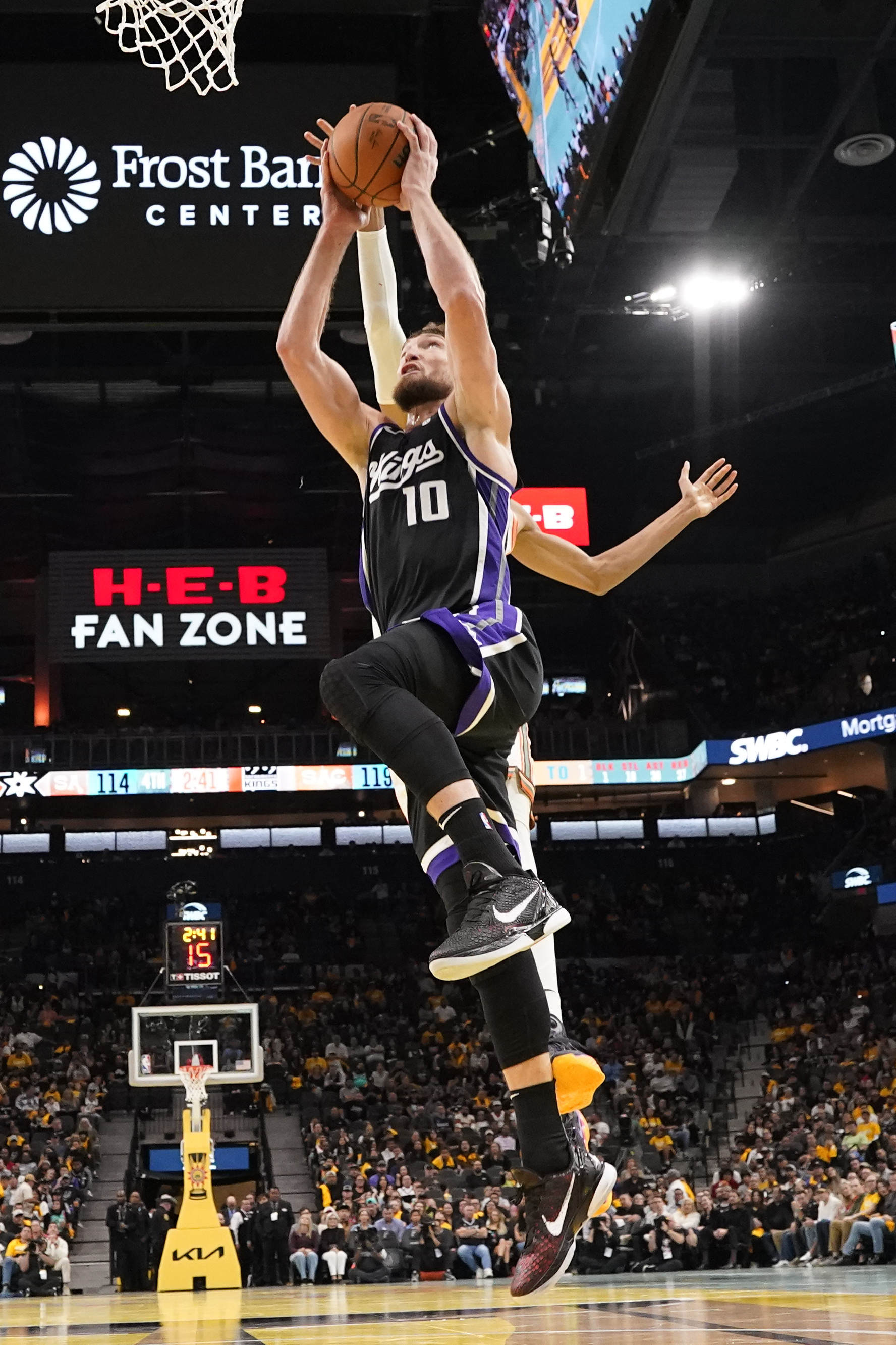 De'Aaron Fox goes for 43, Kings beat Spurs for 5th straight win | Reuters