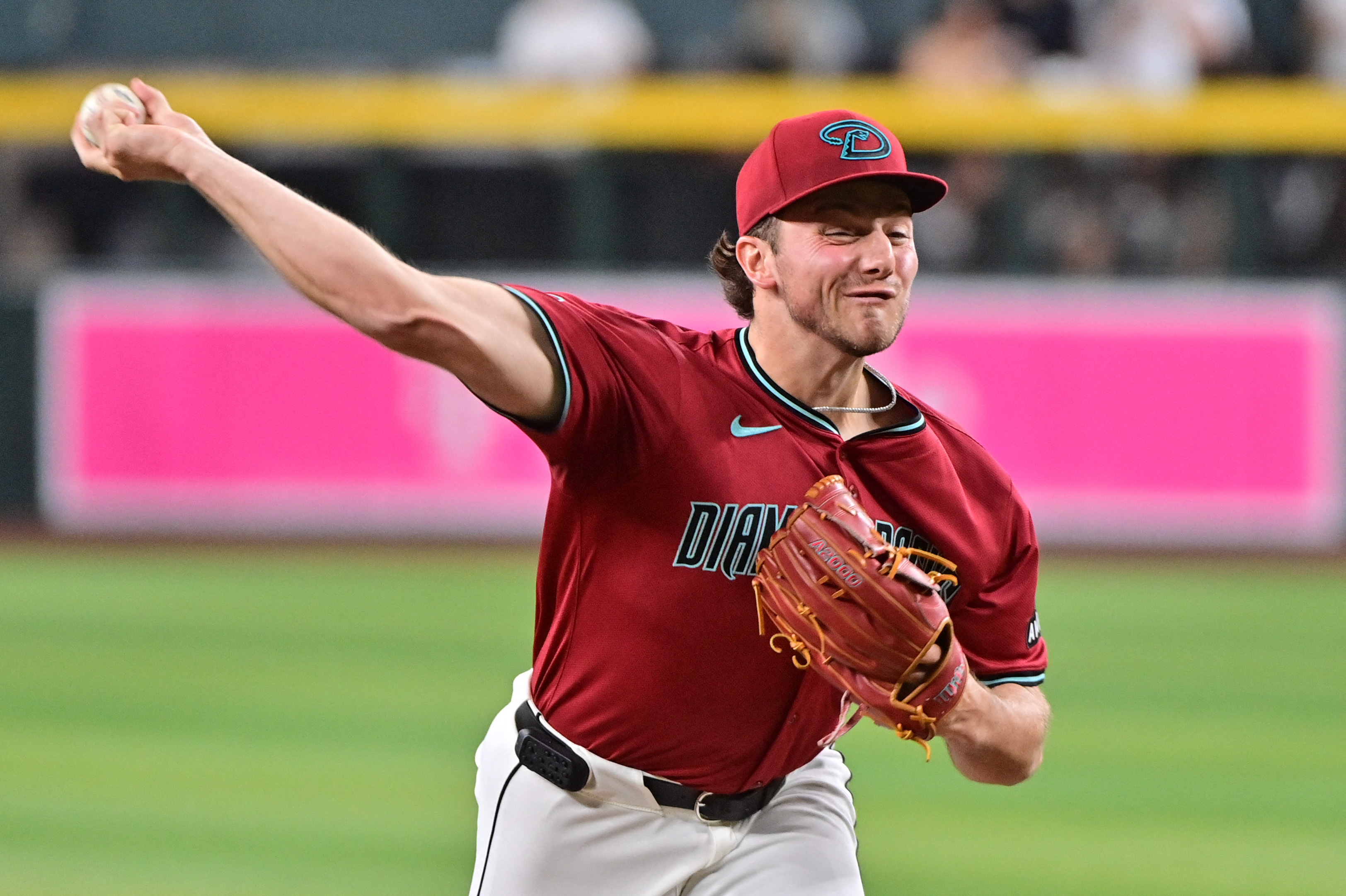 In pitchers' duel, D-backs edge reeling Reds on late hit | Reuters