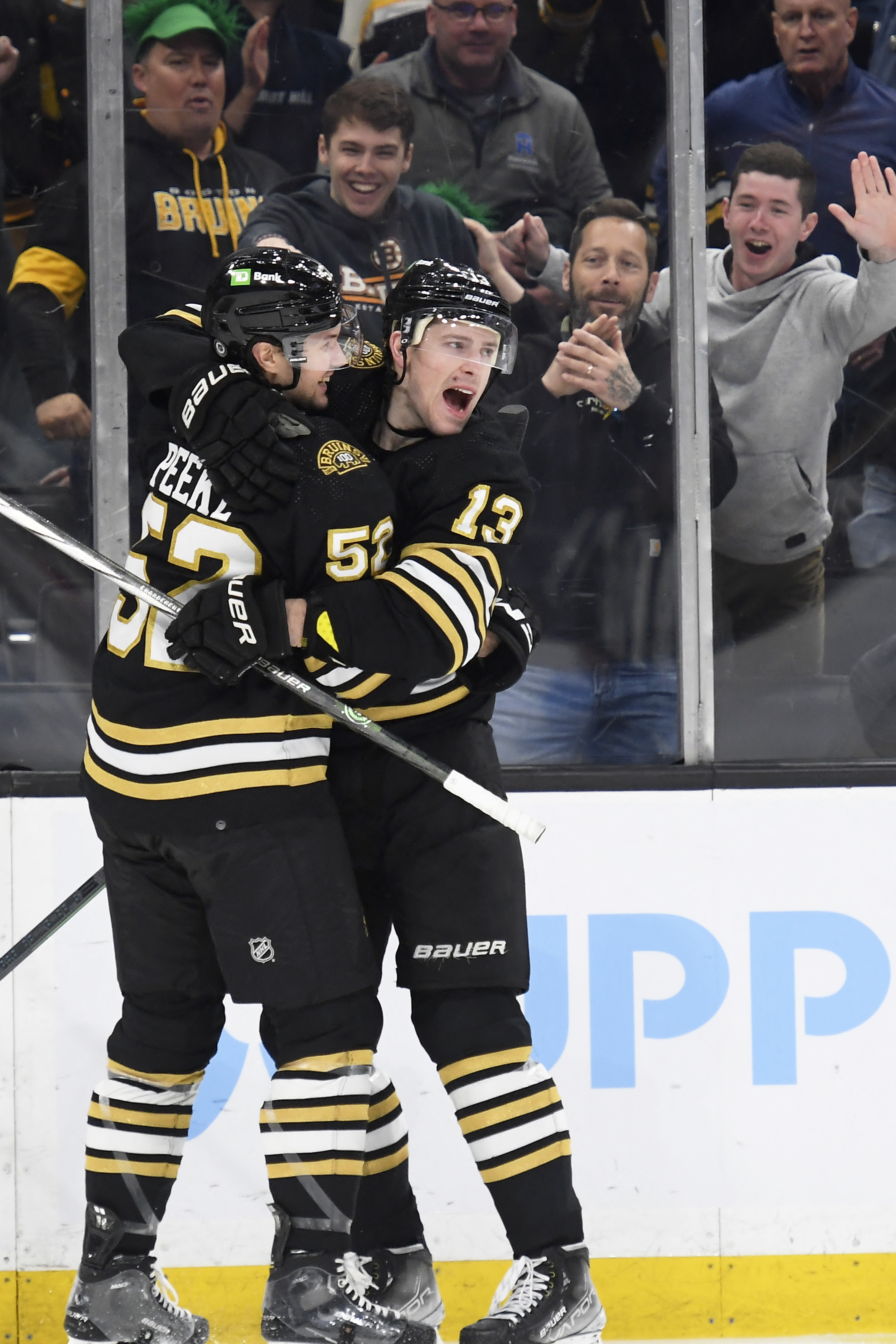 Bruins score 4 goals in wild 3rd to outlast Flyers | Reuters