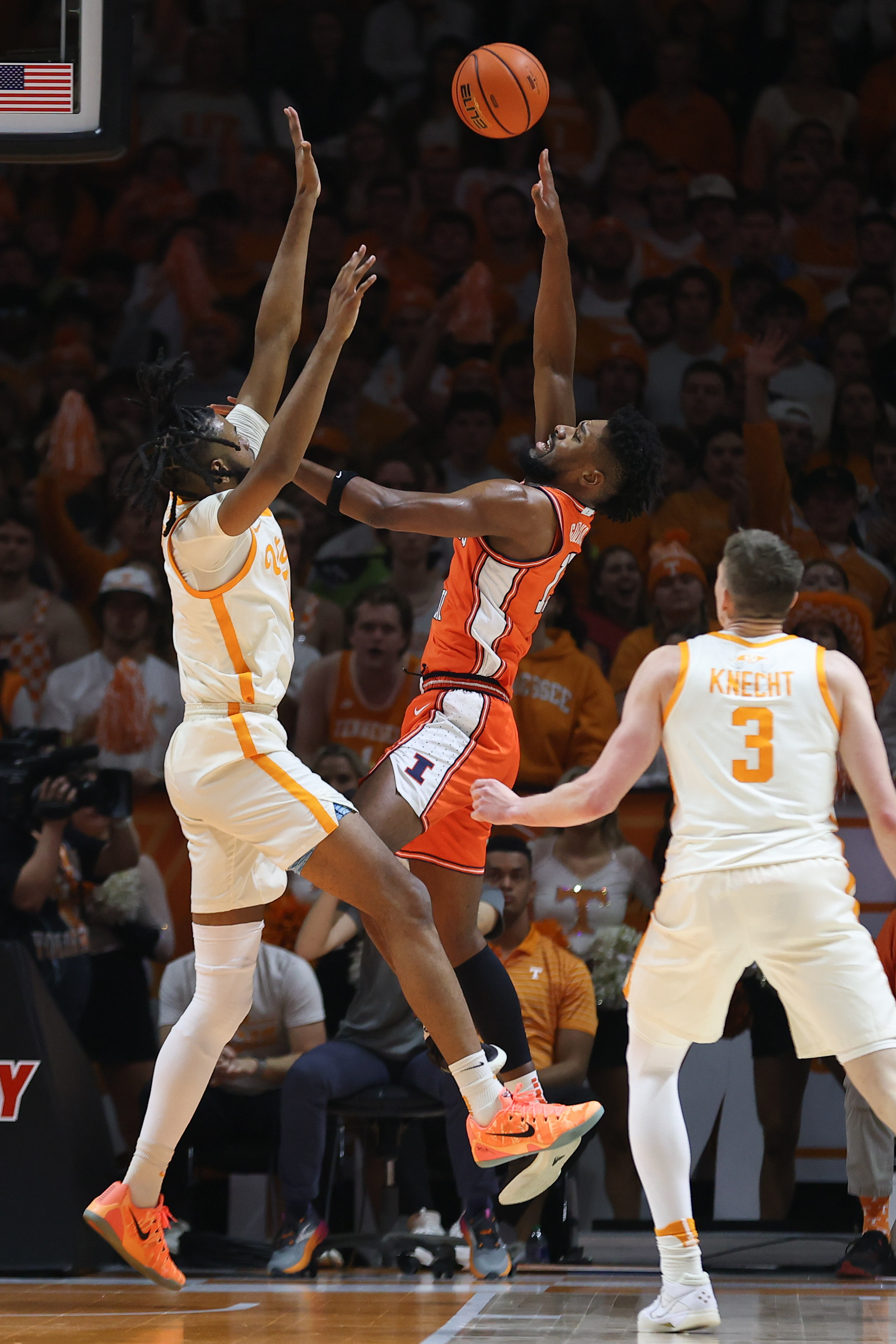 Trailing at half, No. 17 Tennessee tops No. 20 Illinois | Reuters