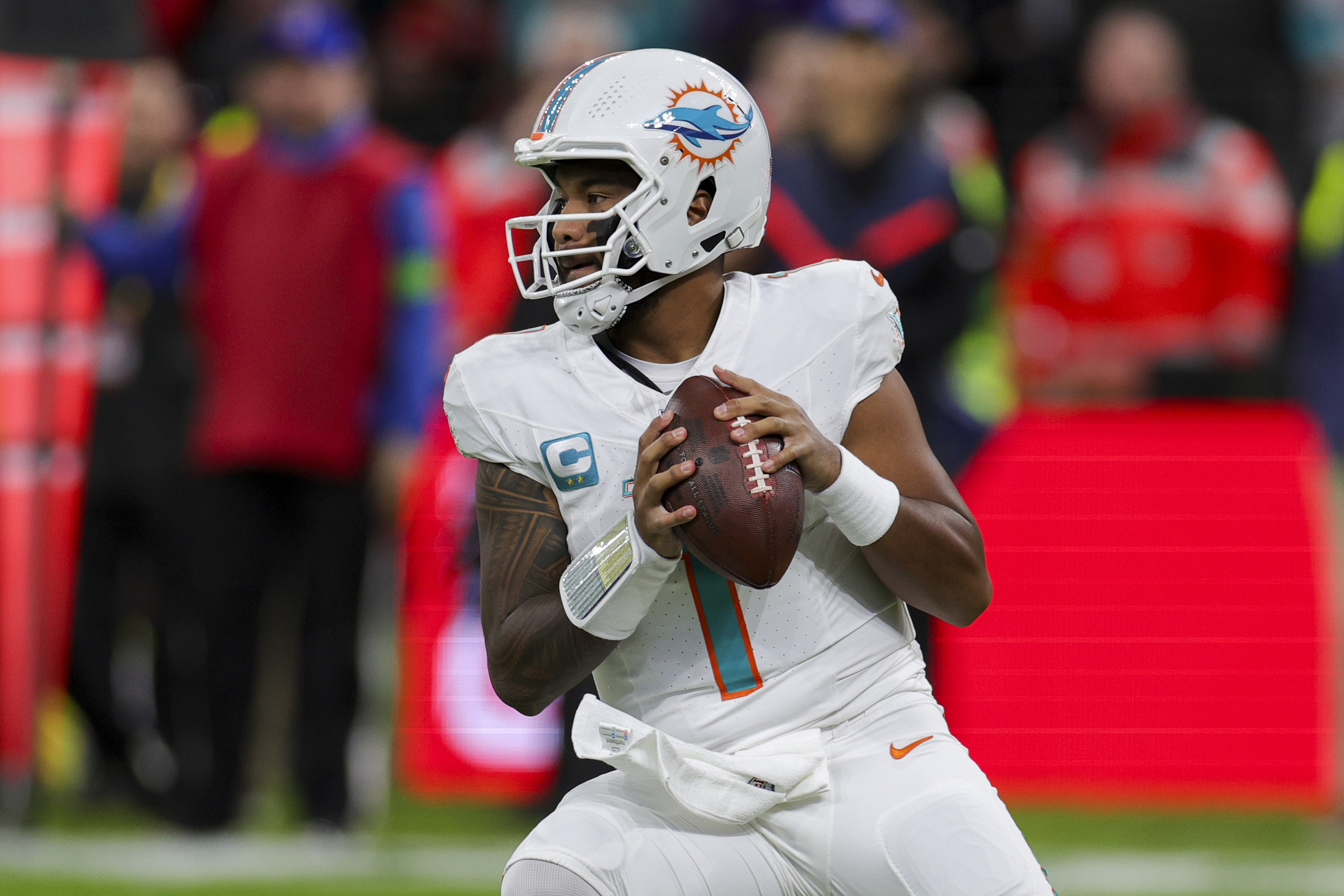 Chiefs stifle Dolphins' offense, grab key AFC win | Reuters
