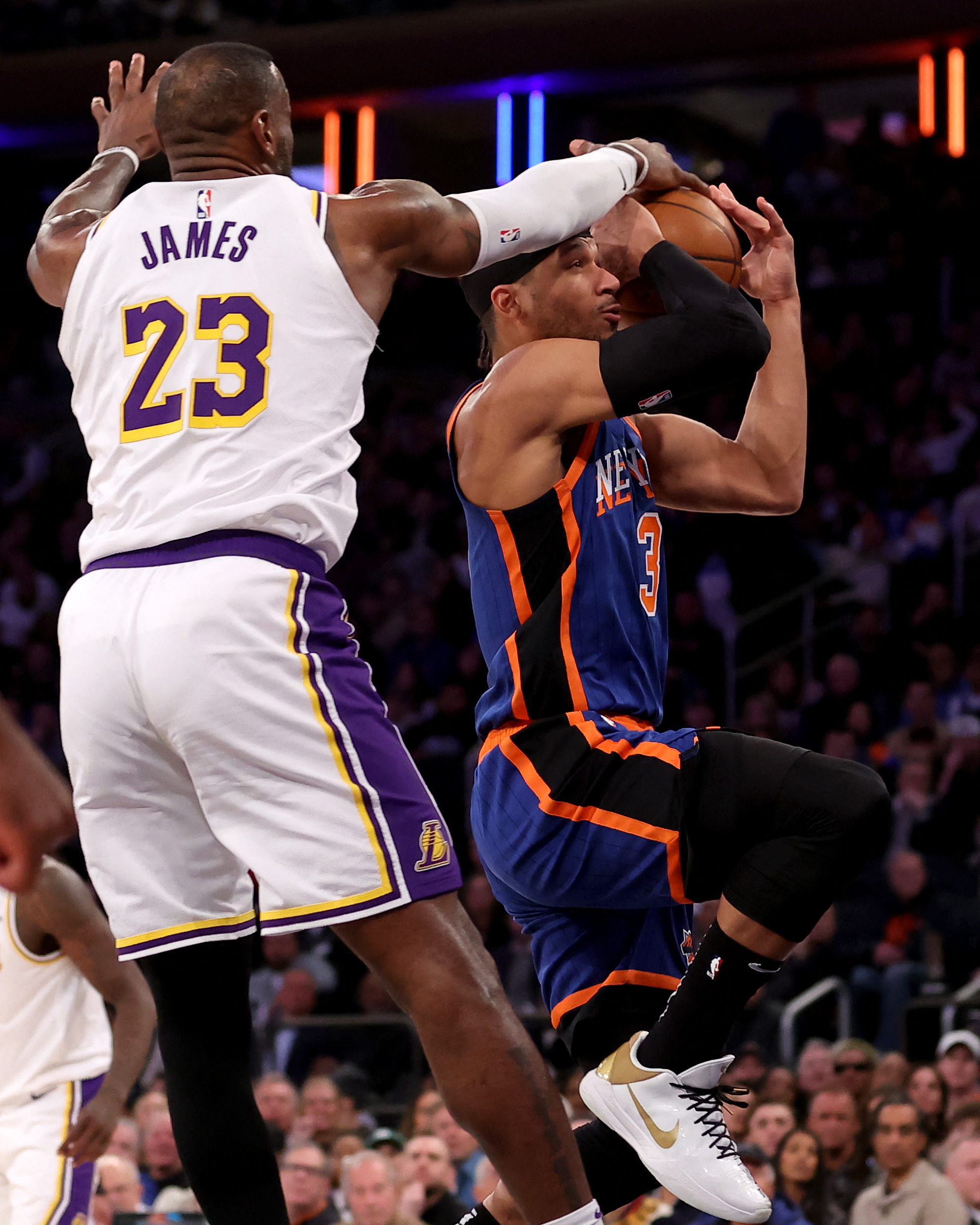 Lakers rally, snap Knicks' 9-game win streak | Reuters