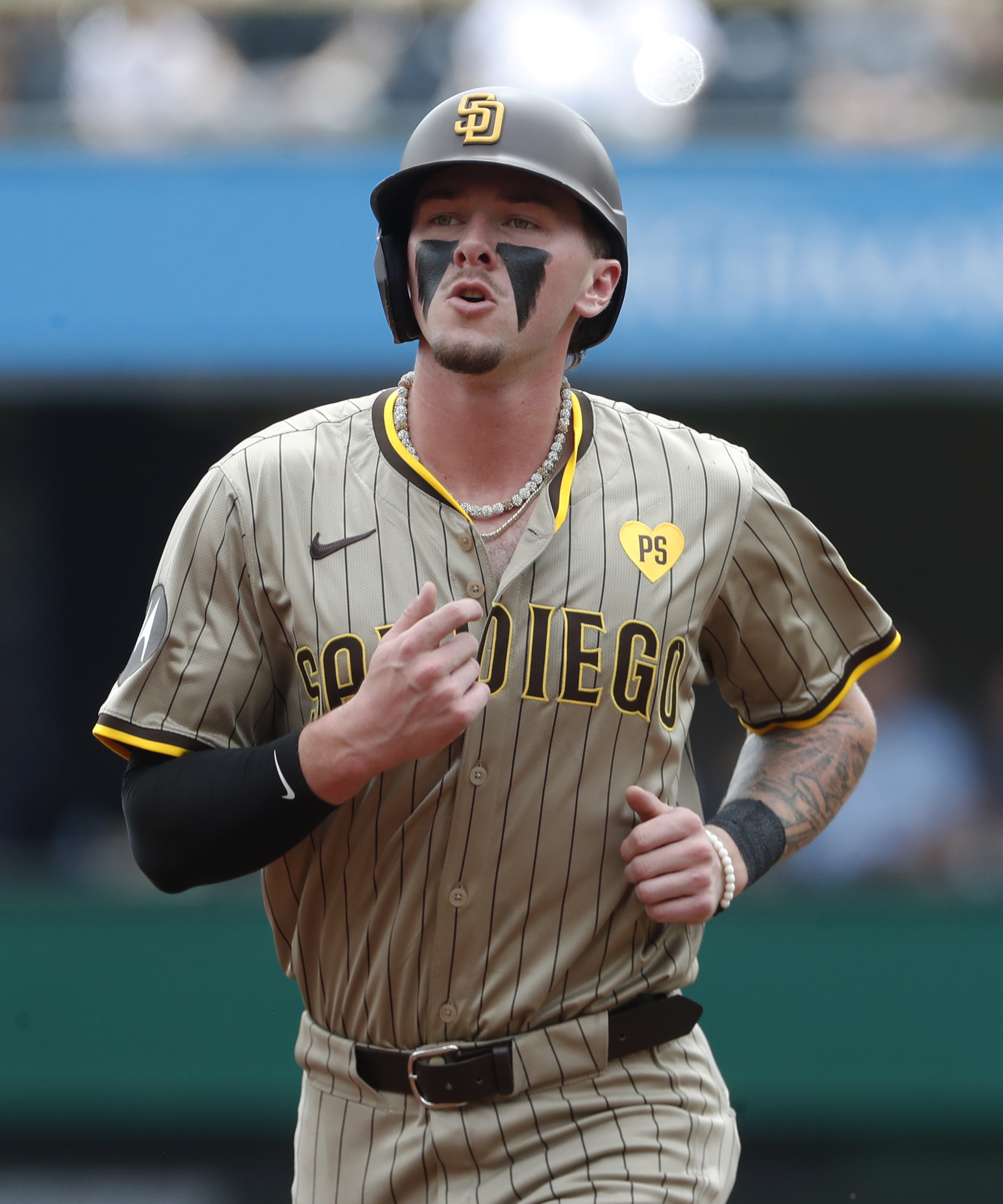 Late rally propels Padres past Pirates | Reuters