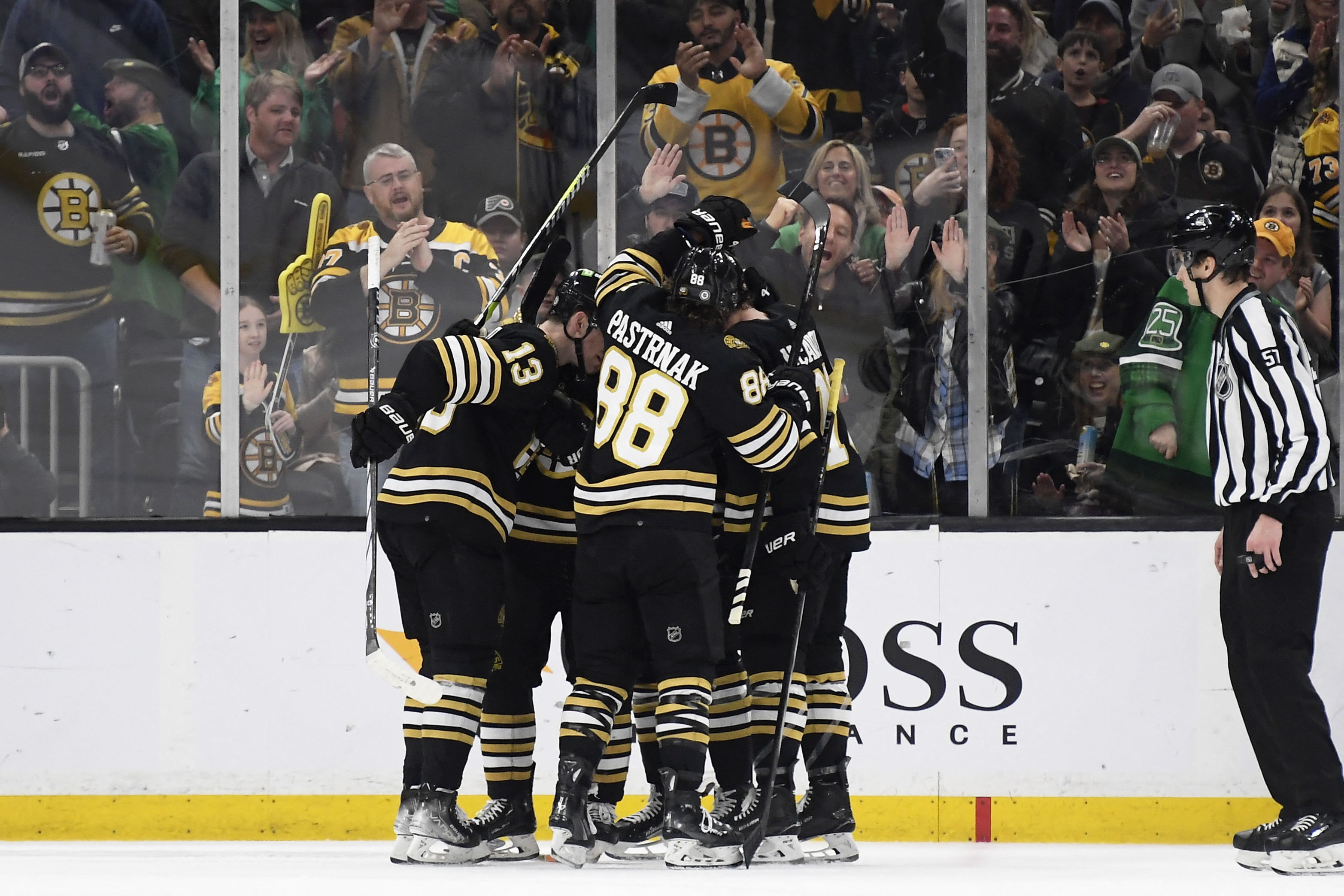 Bruins score 4 goals in wild 3rd to outlast Flyers | Reuters