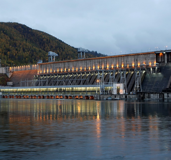 French floating solar spreads to hydro sites but competition lags | Reuters