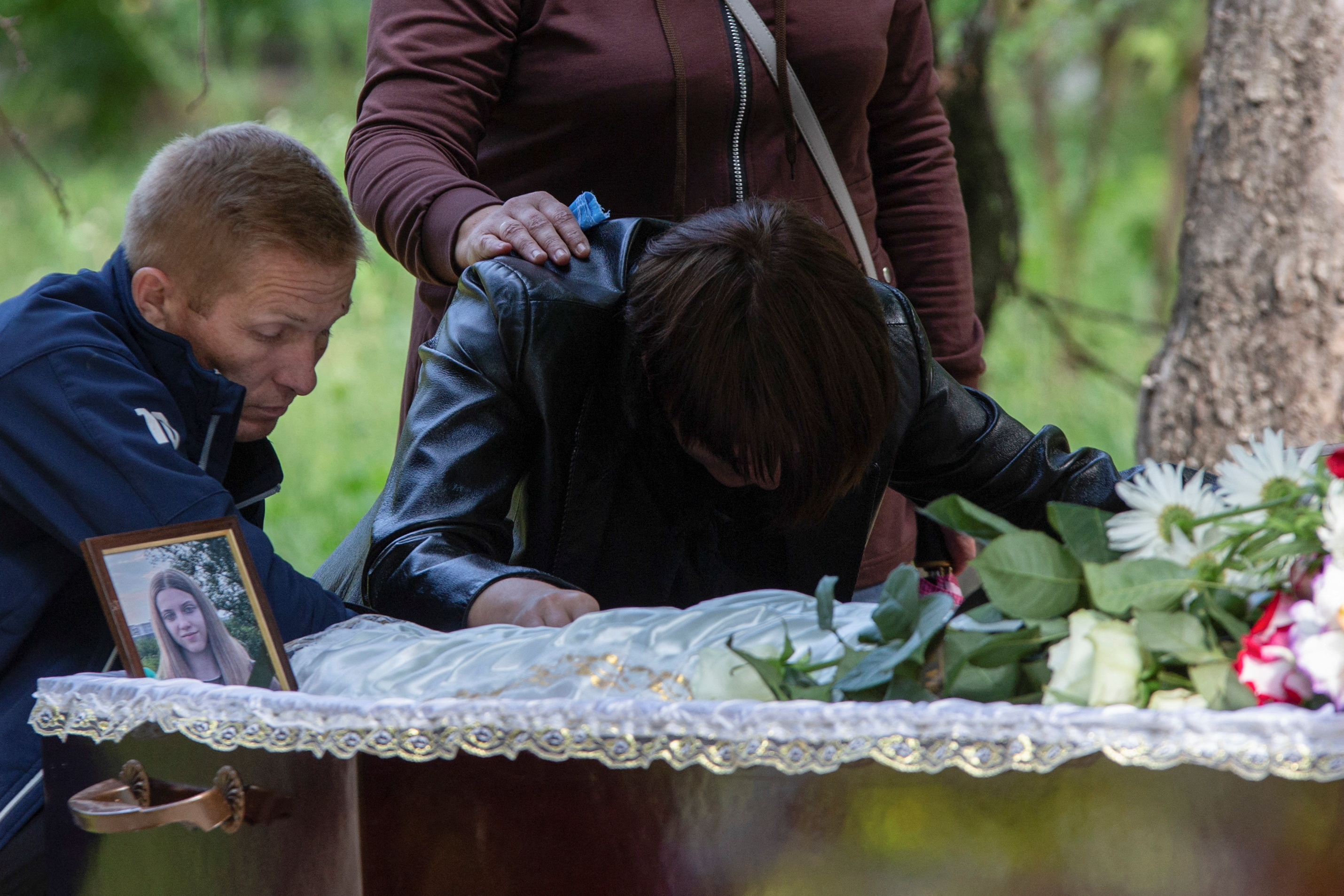 A devastated mother bids farewell to twin daughters killed in Russian ...
