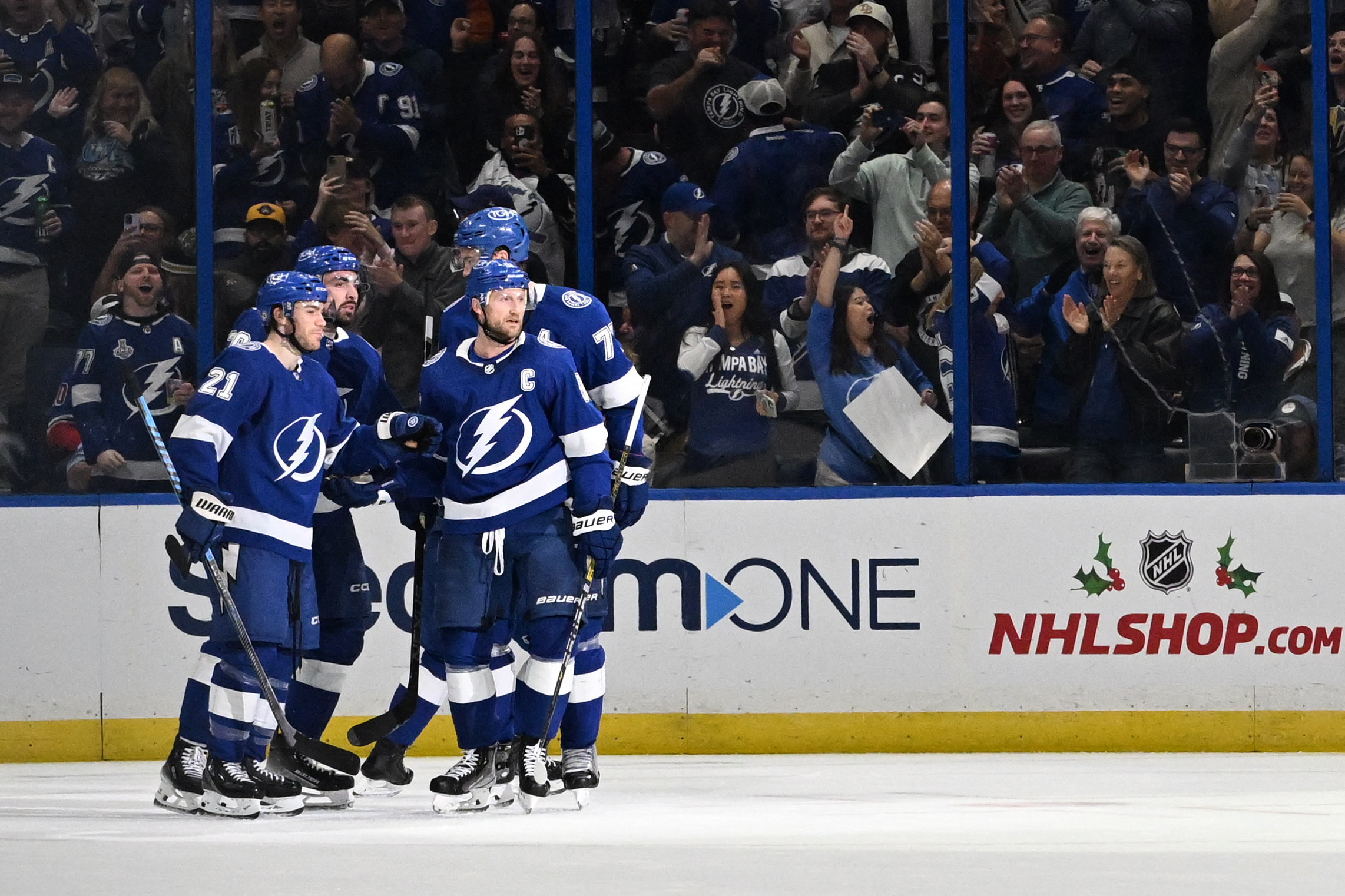 Lightning edge Golden Knights 5-4 on late goal | Reuters