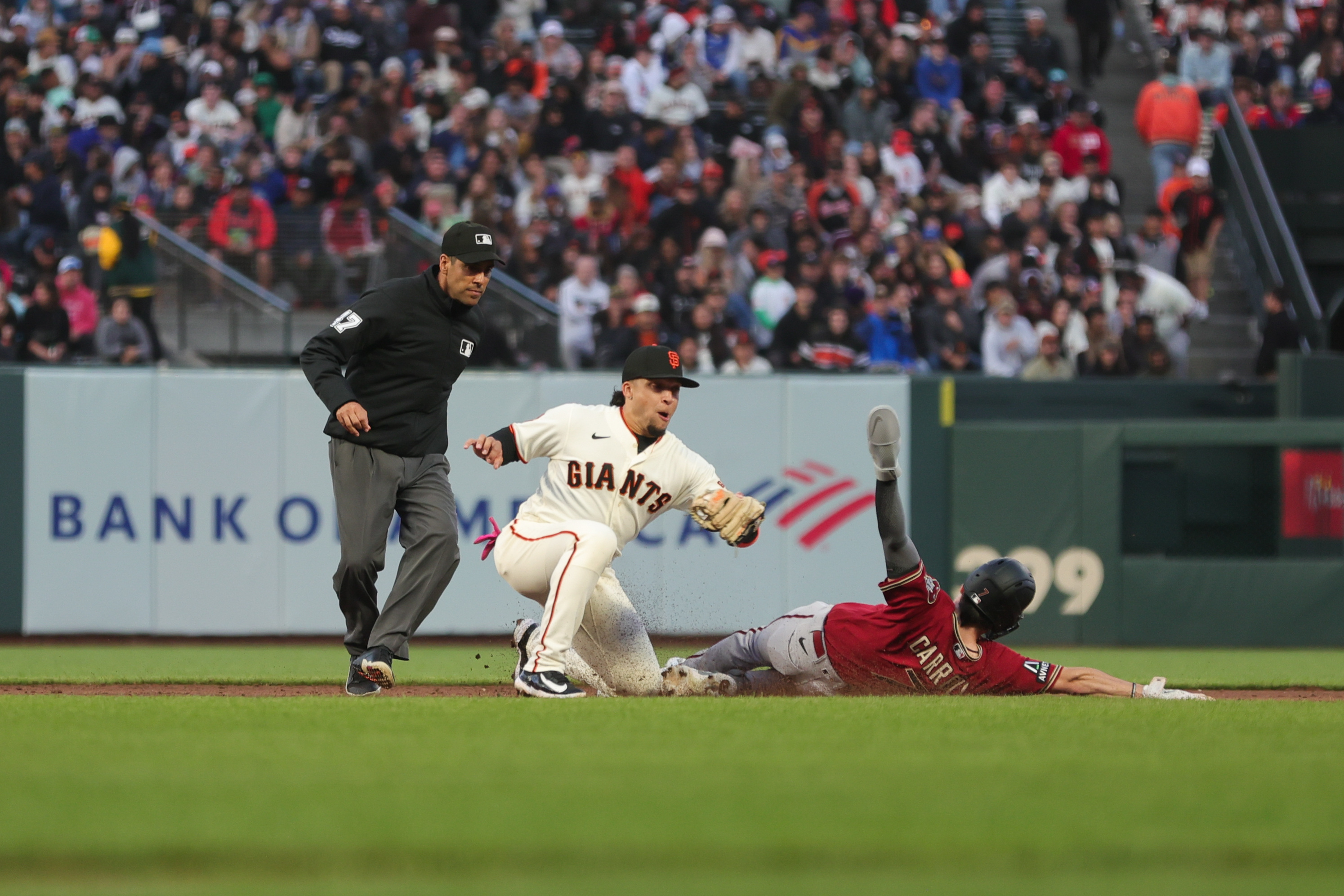 Diamondbacks rally, edge Giants in 11 innings | Reuters