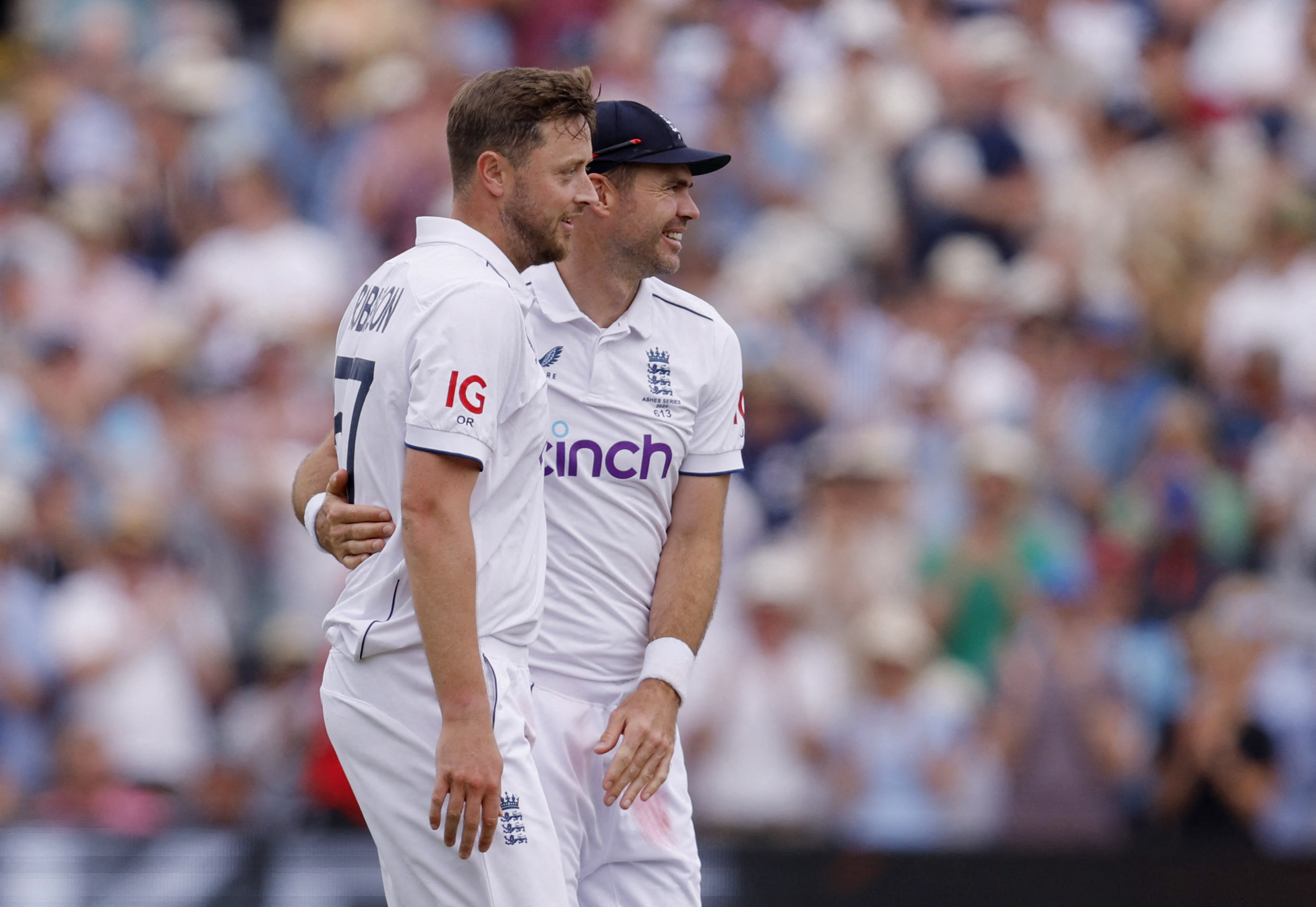 England's Anderson replaces Robinson for fourth Ashes test | Reuters