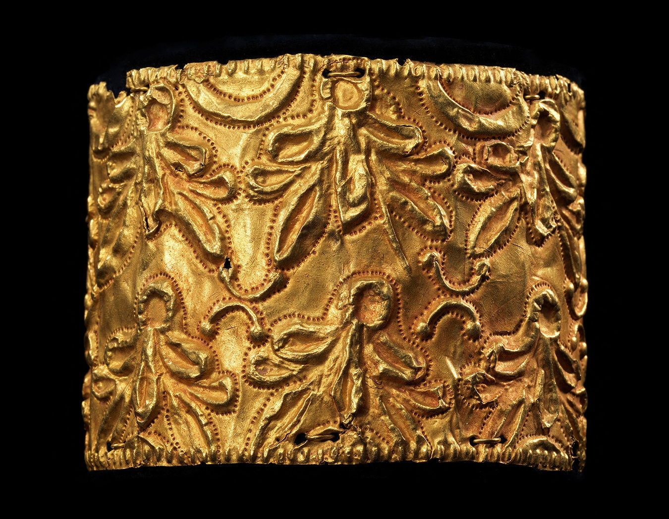 U.S. museum returns Ghana's first batch of looted gold regalia | Reuters
