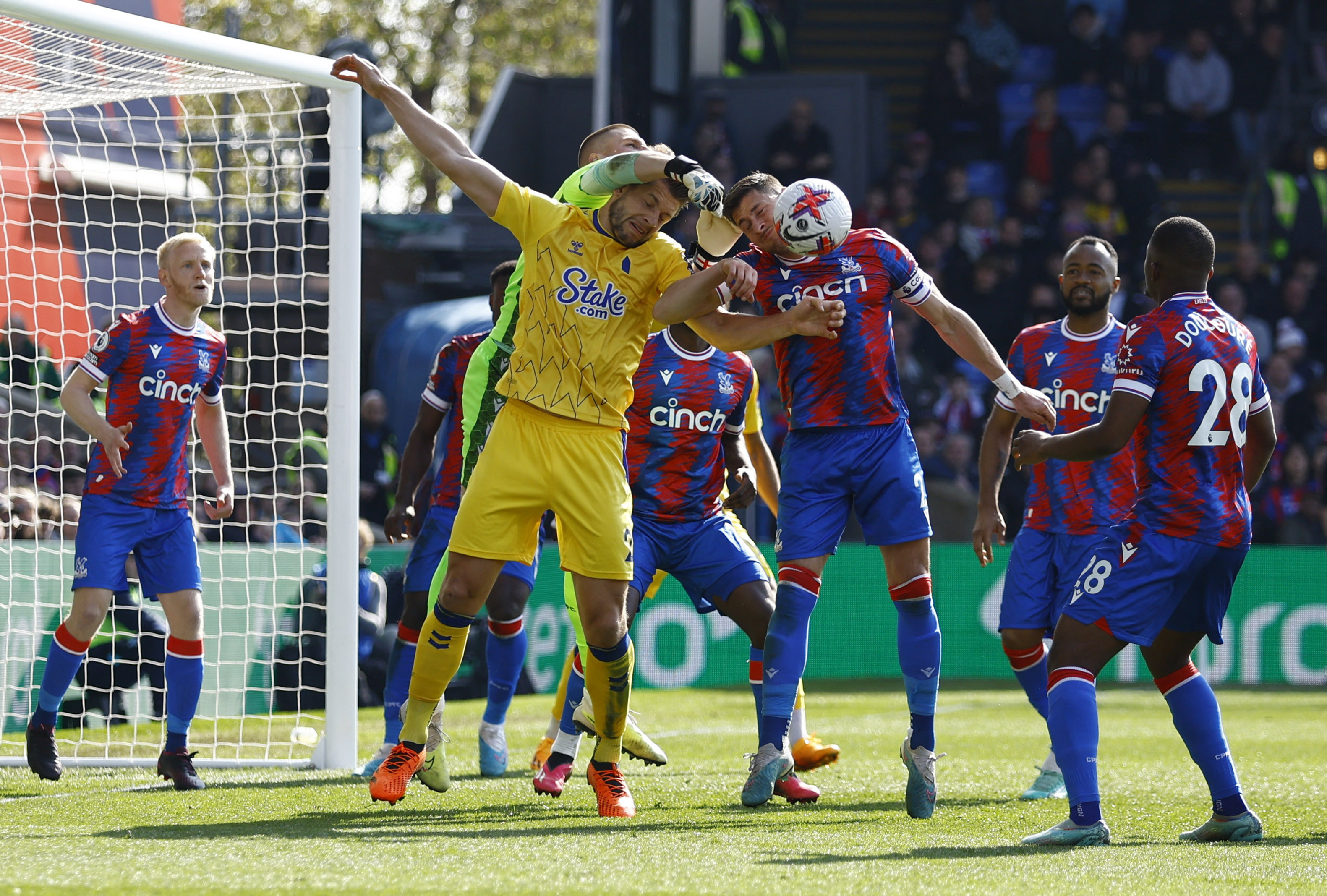 Everton earn draw at Palace but slip into bottom three | Reuters