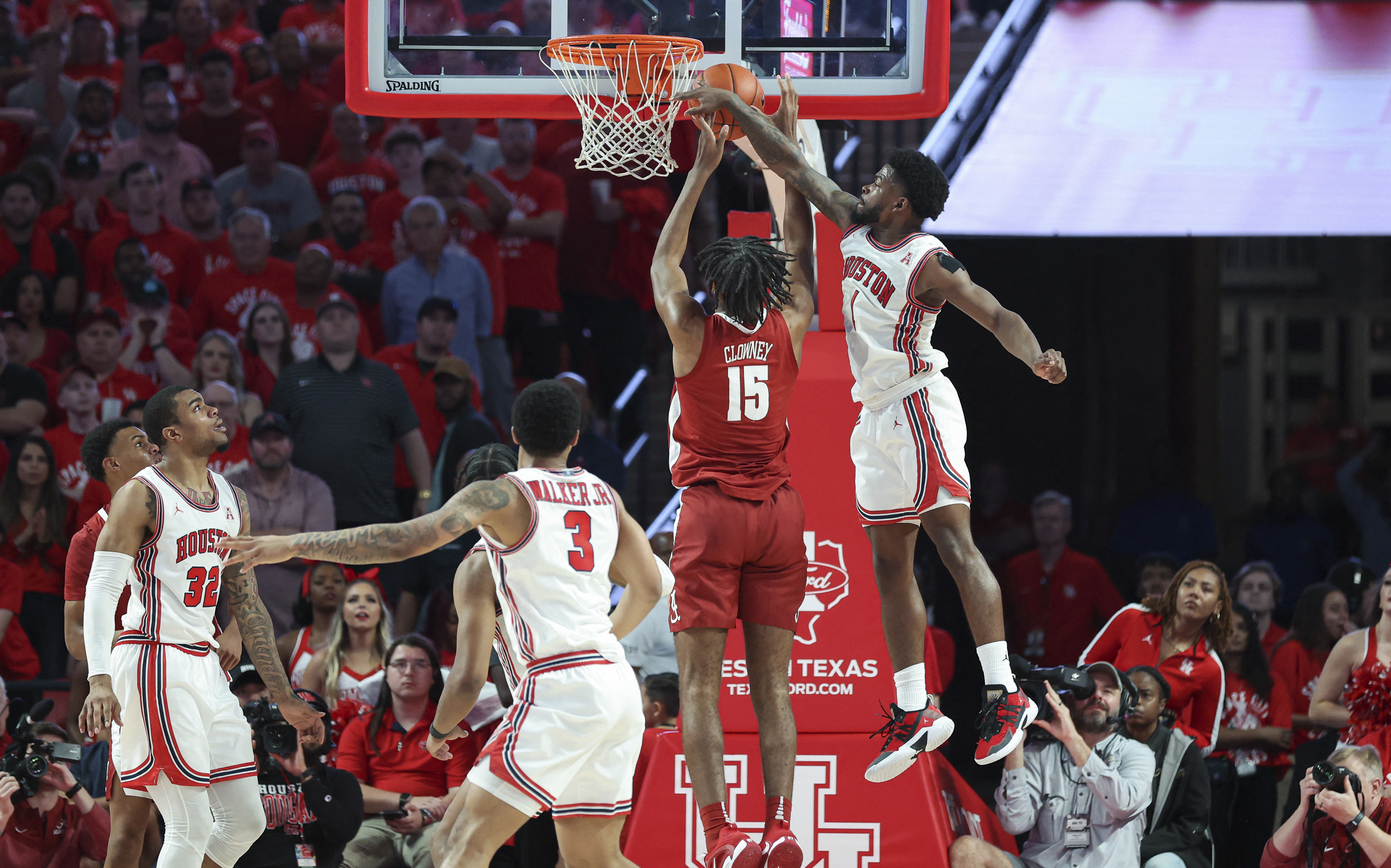 Top 25 roundup: No. 8 Alabama rallies to beat No. 1 Houston | Reuters