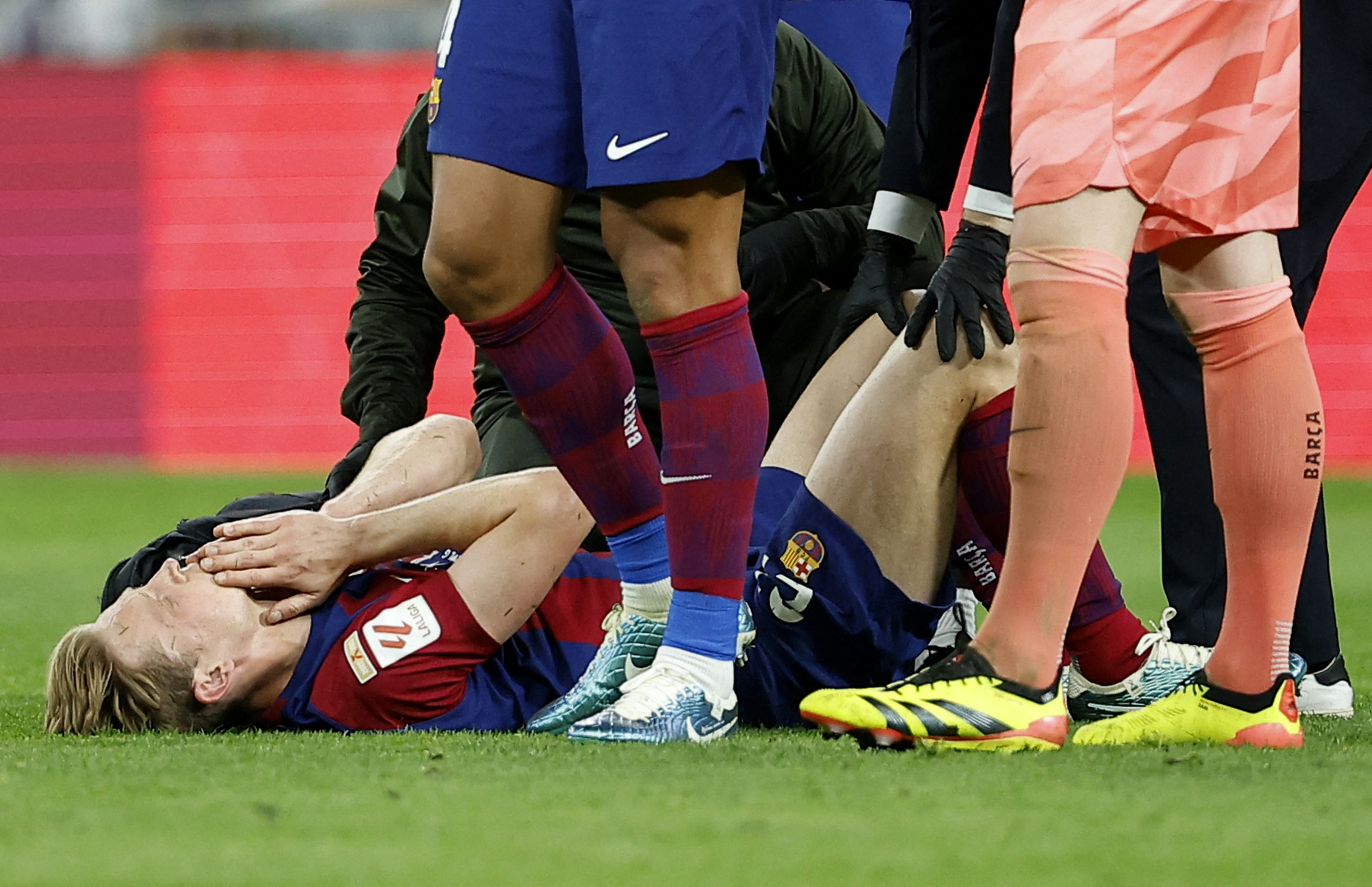 Koeman stands by criticism of Barcelona over De Jong injury | Reuters