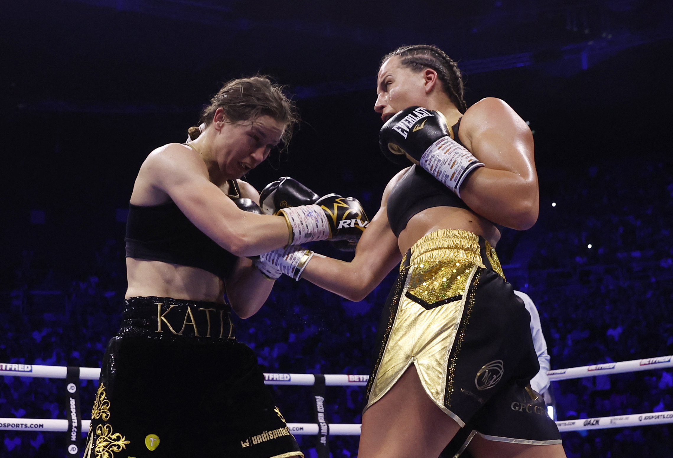 Cameron defeats Taylor to retain super-lightweight crown | Reuters