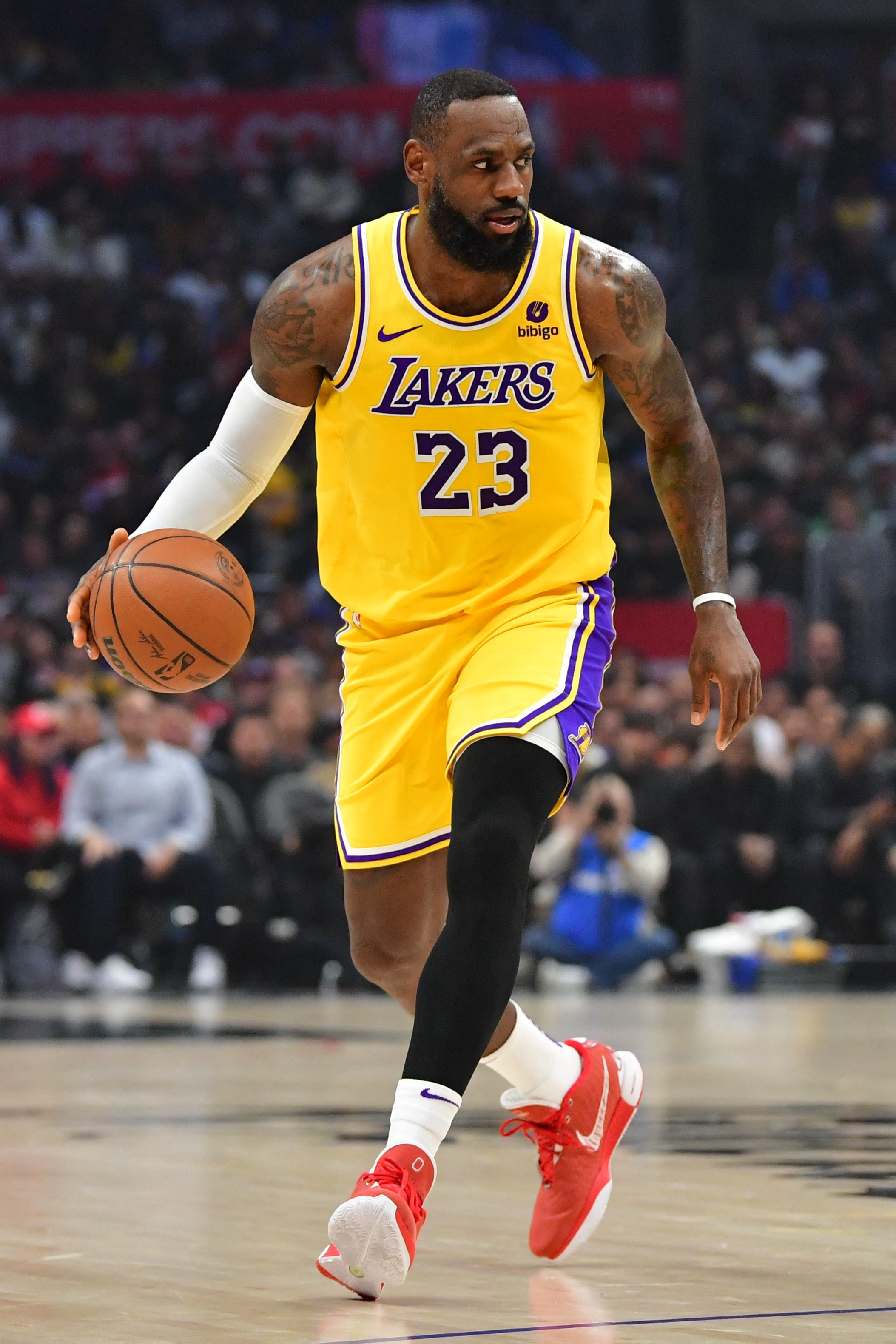 LeBron James, Lakers stun Clippers with late rally | Reuters