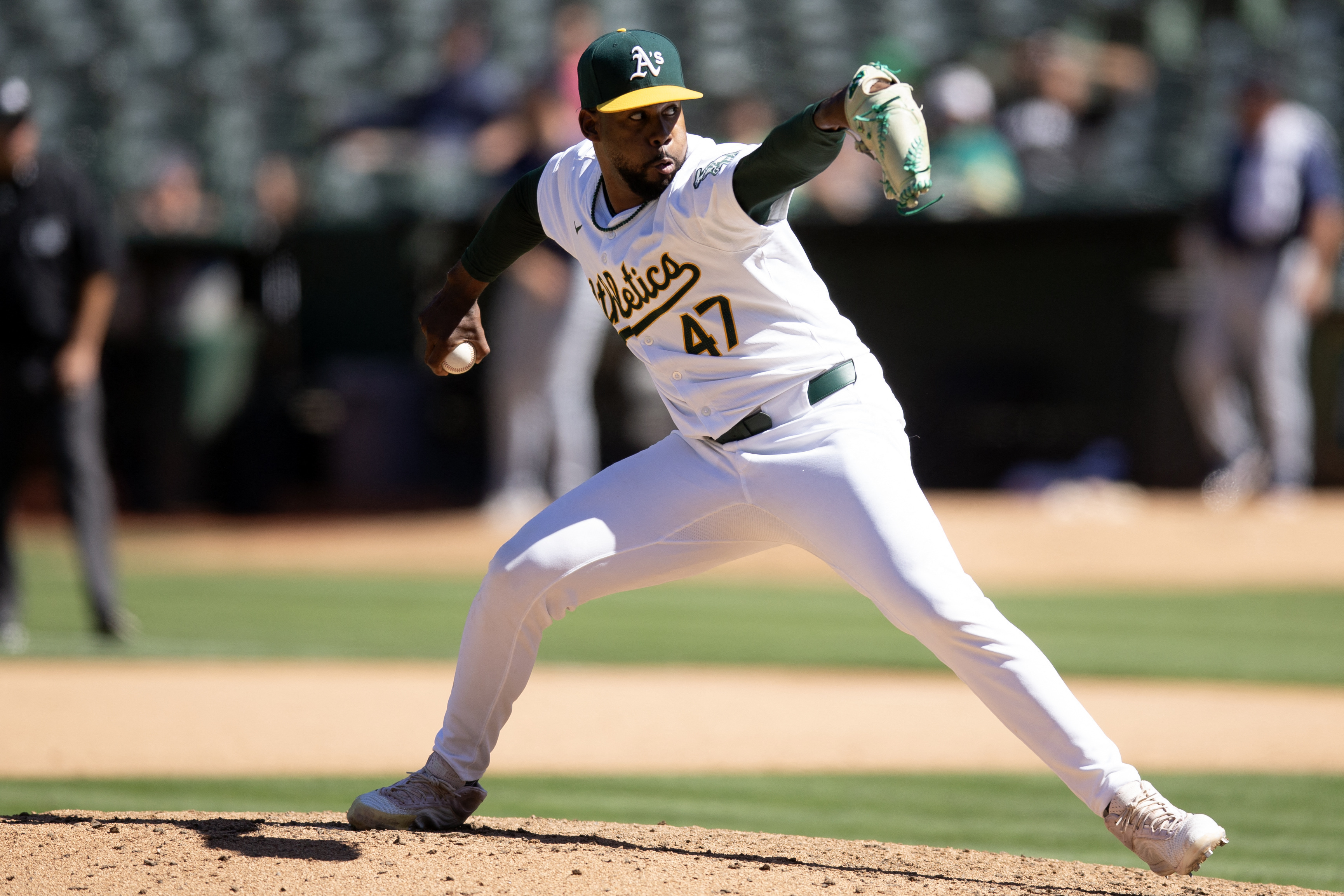 Mariners mash 3 HRs, split series vs. A's | Reuters