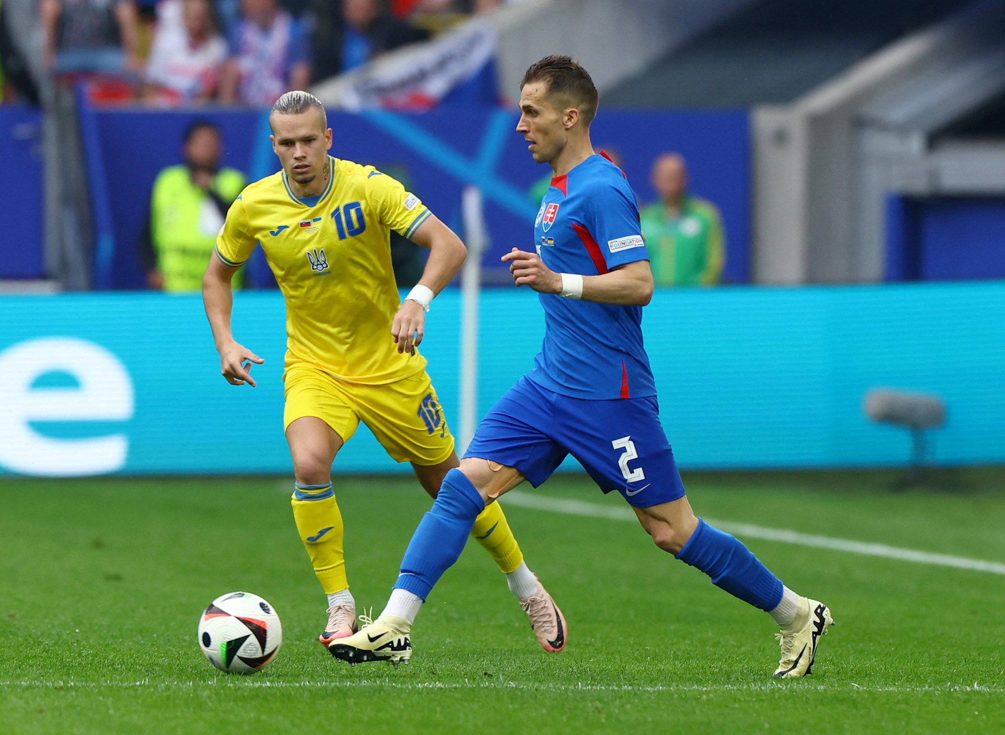 Mudryk's cat helps him inspire Ukraine to victory | Reuters