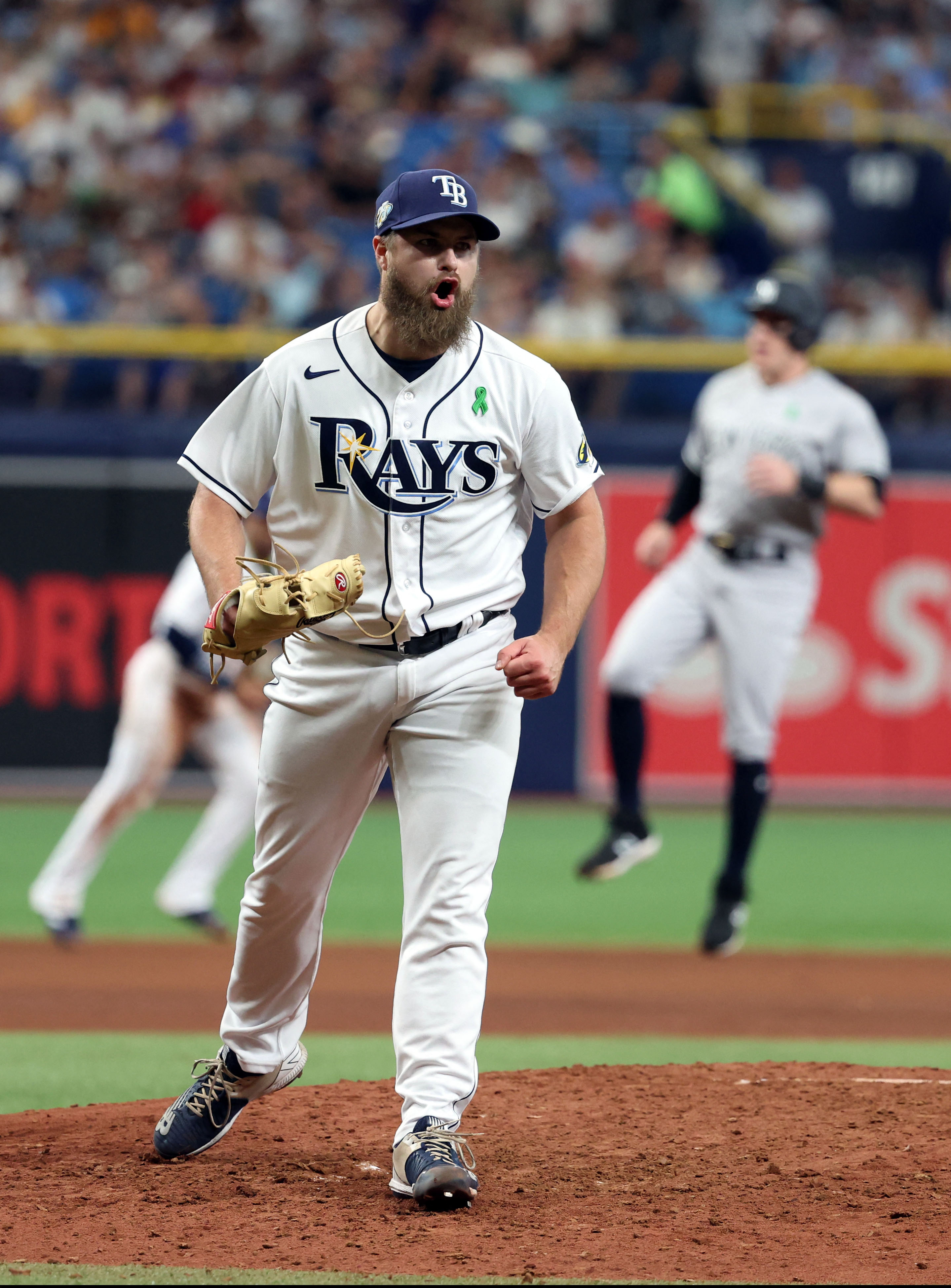Yankees score 3 runs in 8th inning to end Rays’ win streak | Reuters