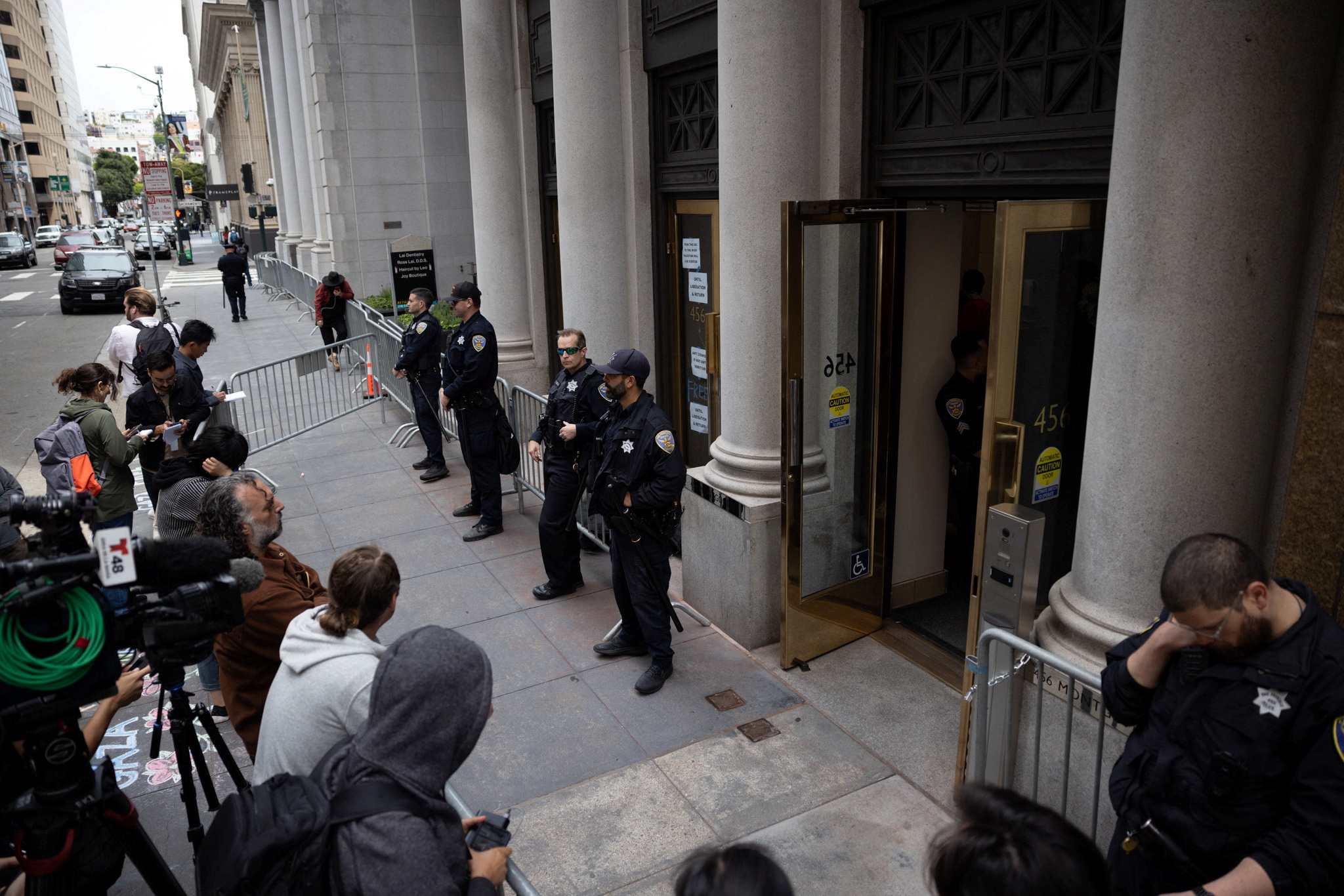 San Francisco police arrest 70 protesters at Israeli consulate | Reuters