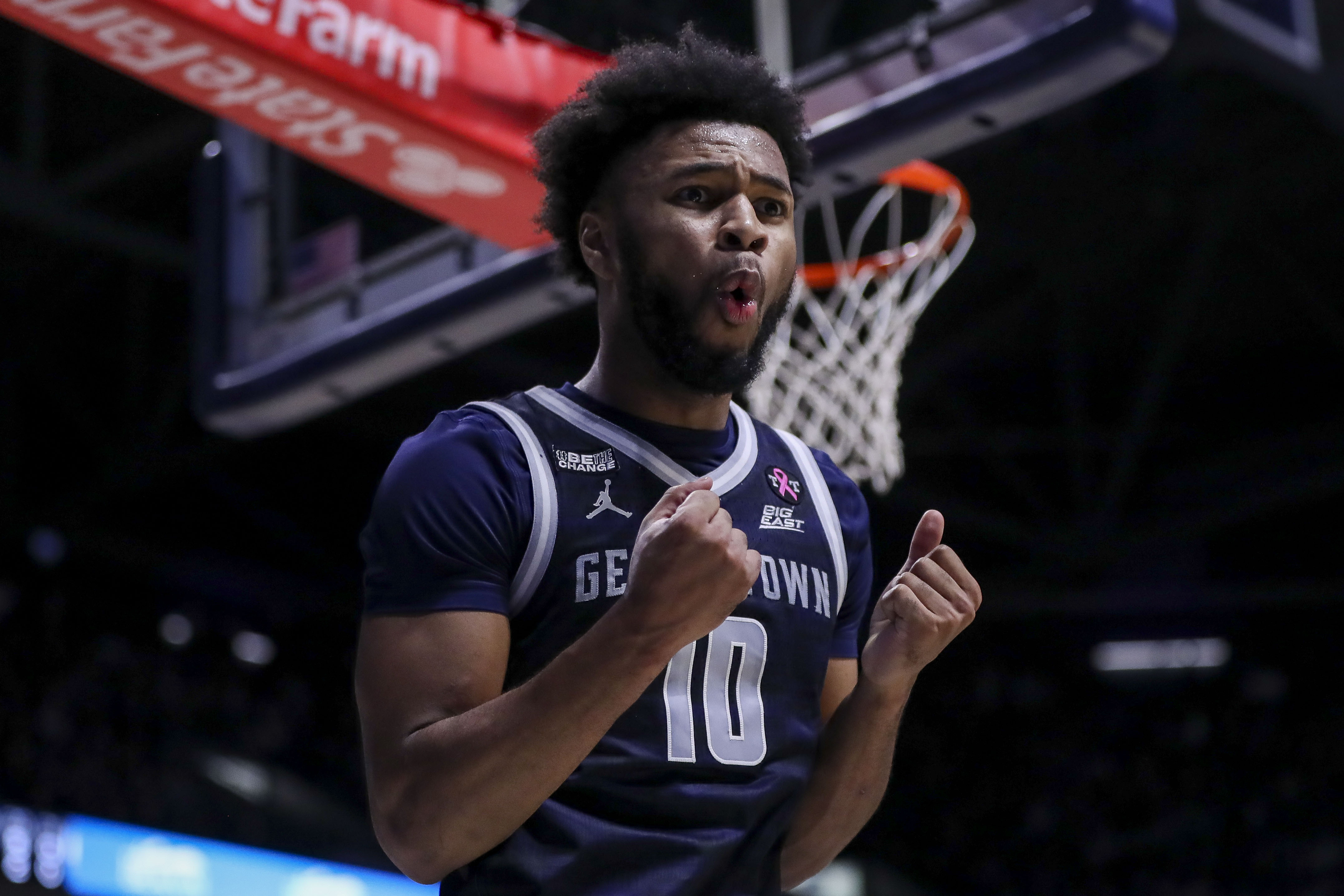 Late dunk helps Xavier sneak by Georgetown, 92-91 | Reuters