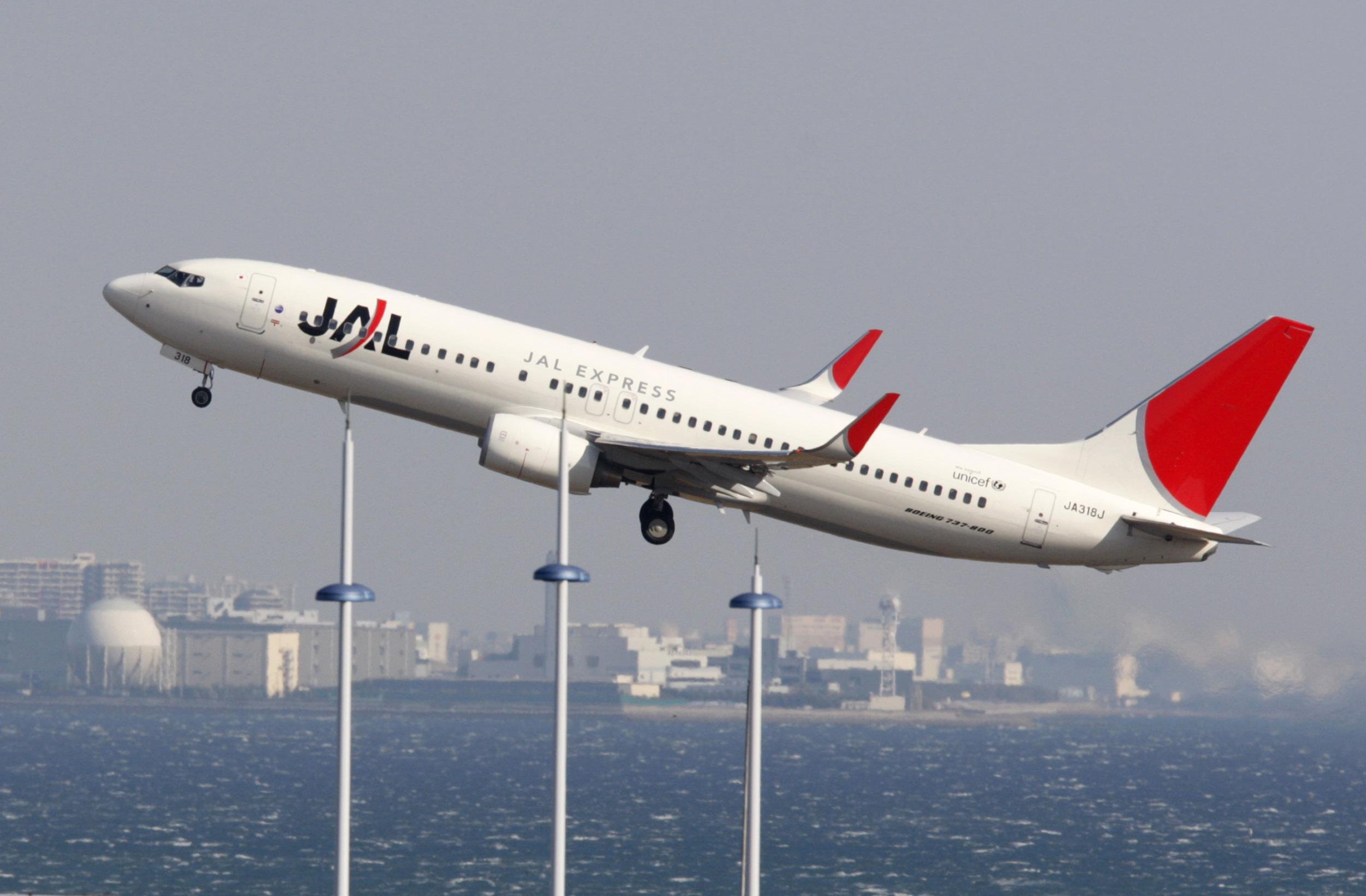 JAL社長に鳥取取締役、CA出身・女性トップ初 赤坂氏は会長に | ロイター