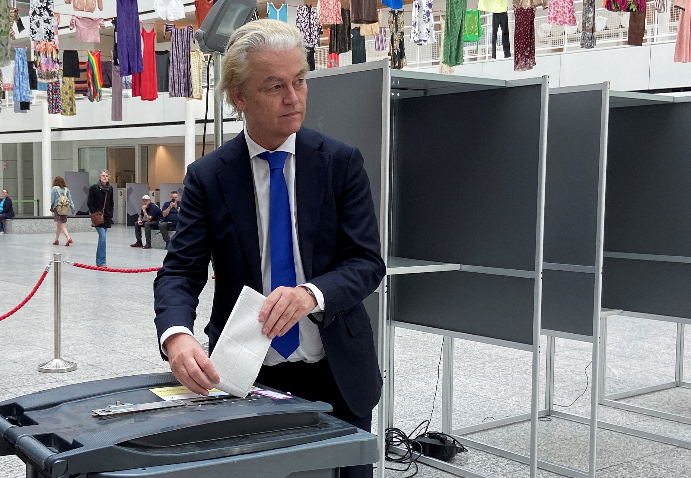 Dutch right-wing government installed as Wilders' shadow looms large ...