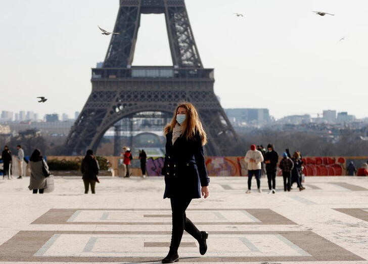 Tourists return to Paris post-pandemic but Asians, Americans stay away ...