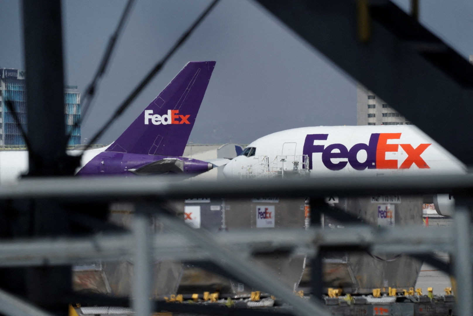 FedEx has not seen much impact from Red Sea disruptions, CEO says | Reuters