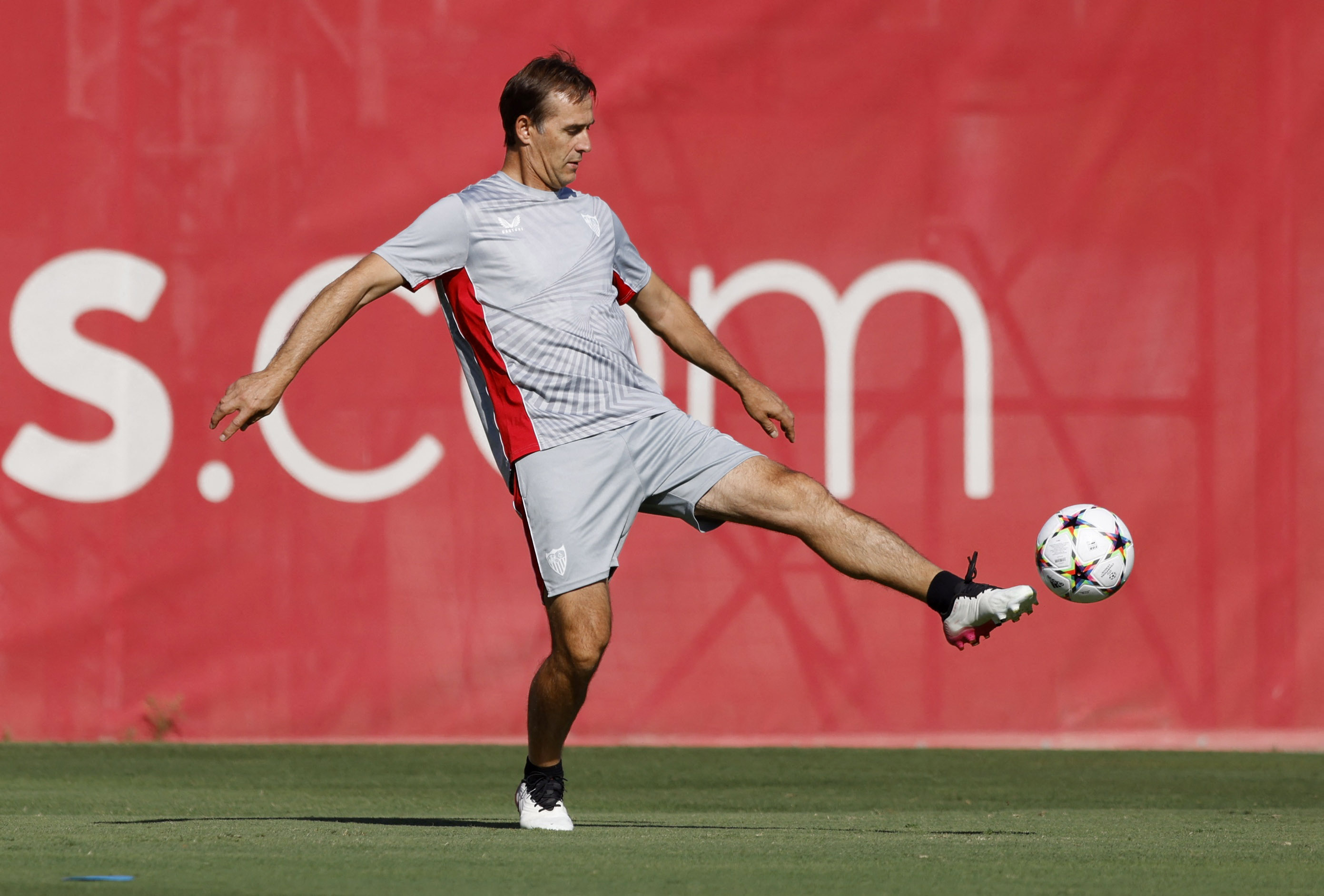 Lopetegui is a great coach, says Wolves skipper Neves | Reuters