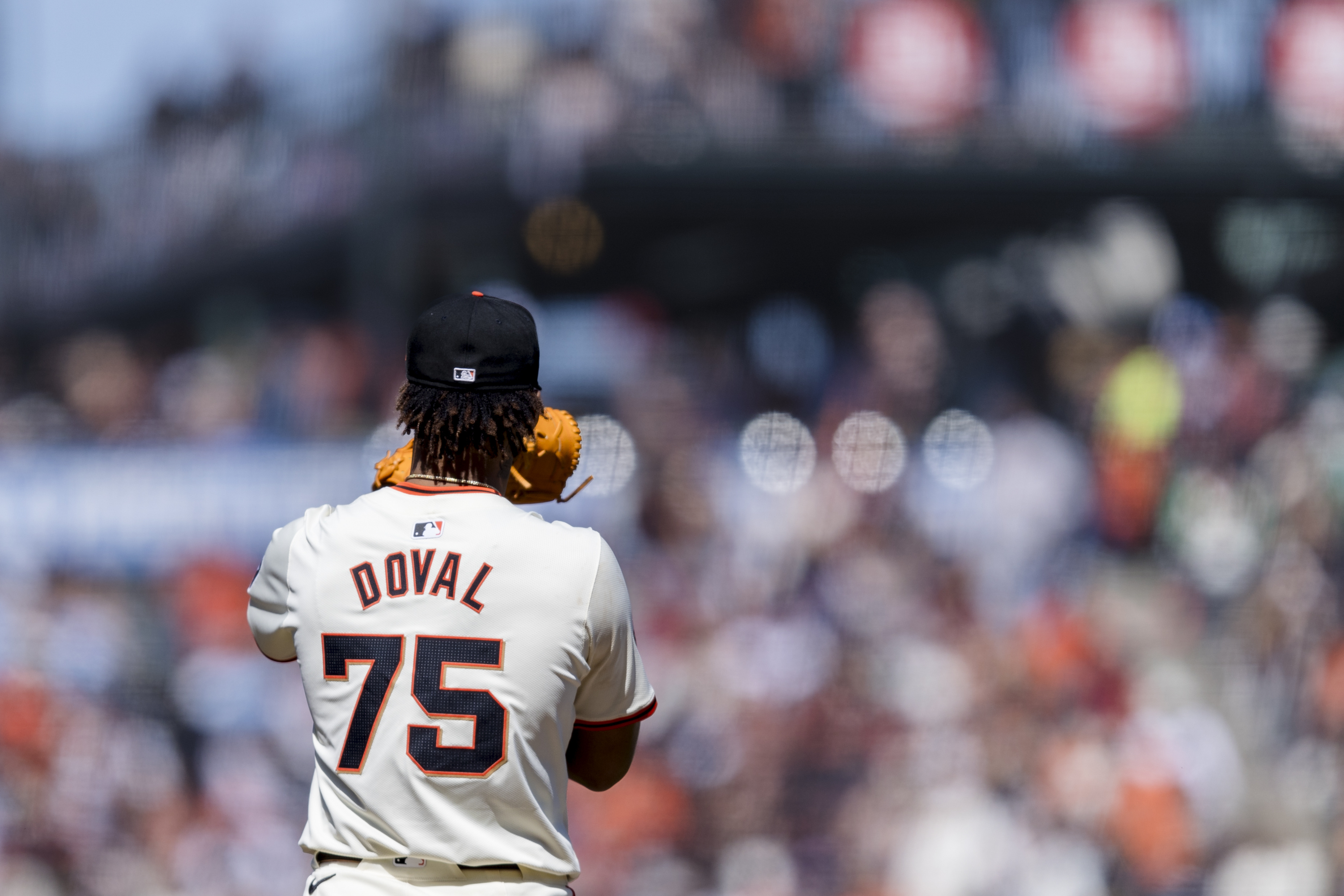 Giants edge Pirates to win low-scoring series | Reuters