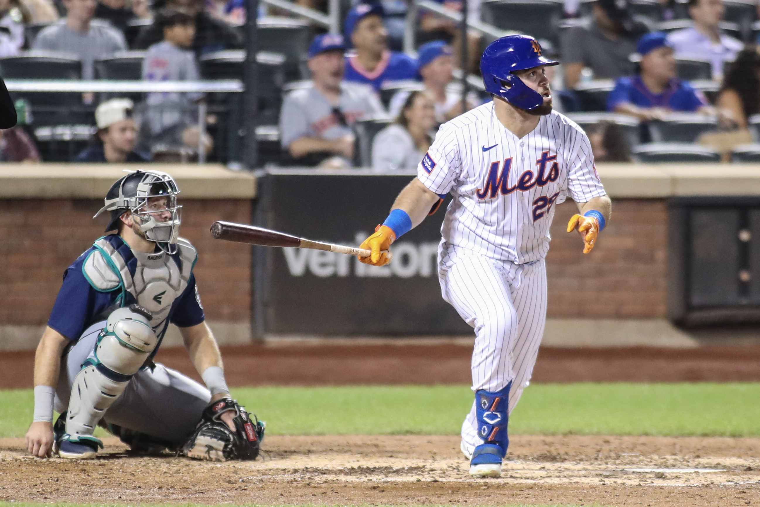 Mariners score last, win seesaw game with Mets | Reuters