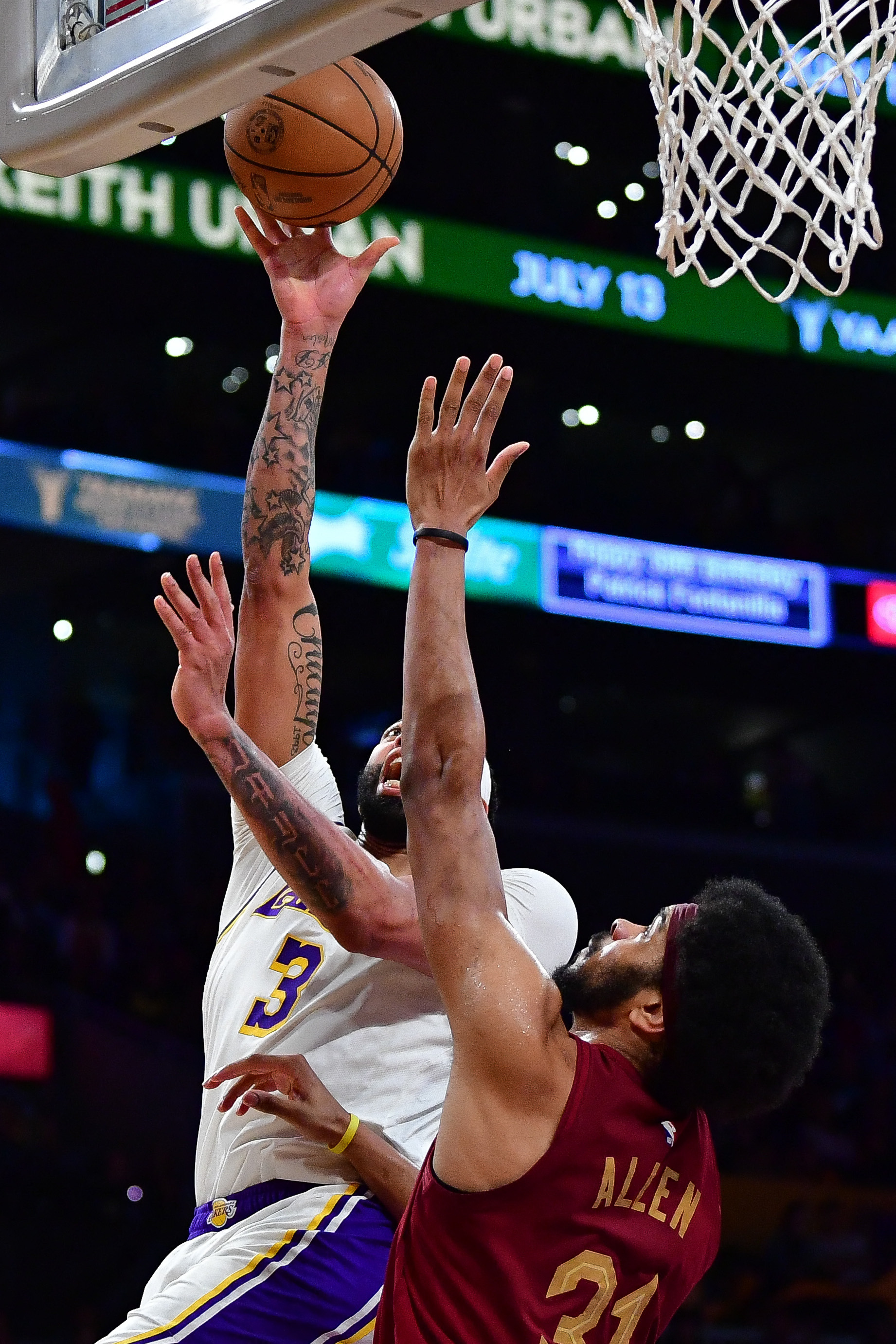 Lakers use 19-0 run to pull away from Cavs, win 4th straight | Reuters