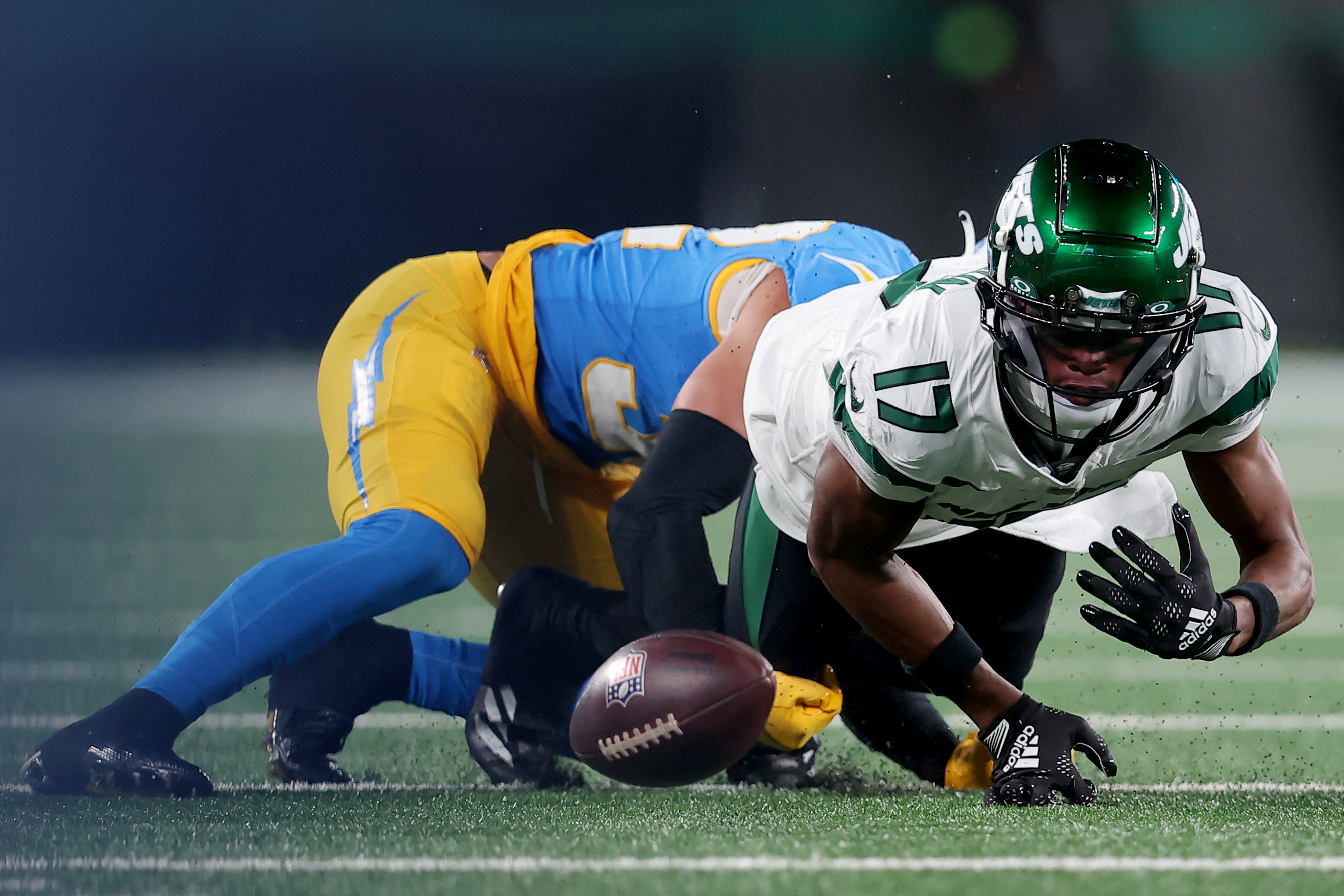 Derius Davis sets tone early as Chargers snuff Jets | Reuters