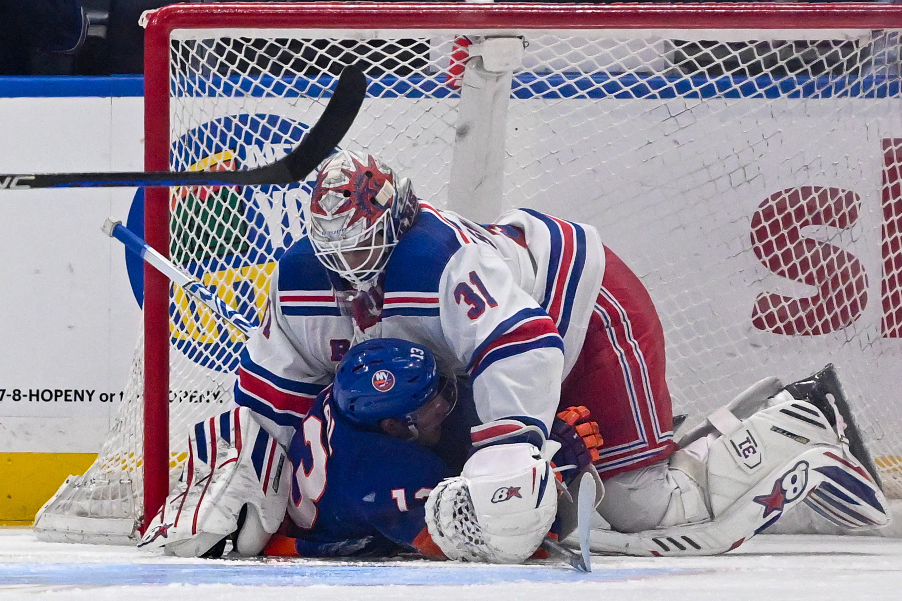Isles win fifth in a row, cool off first-place Rangers | Reuters