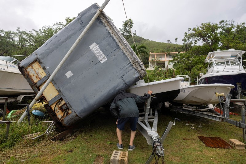 Hurricane Ernesto bears down on Bermuda, already knocking out power ...