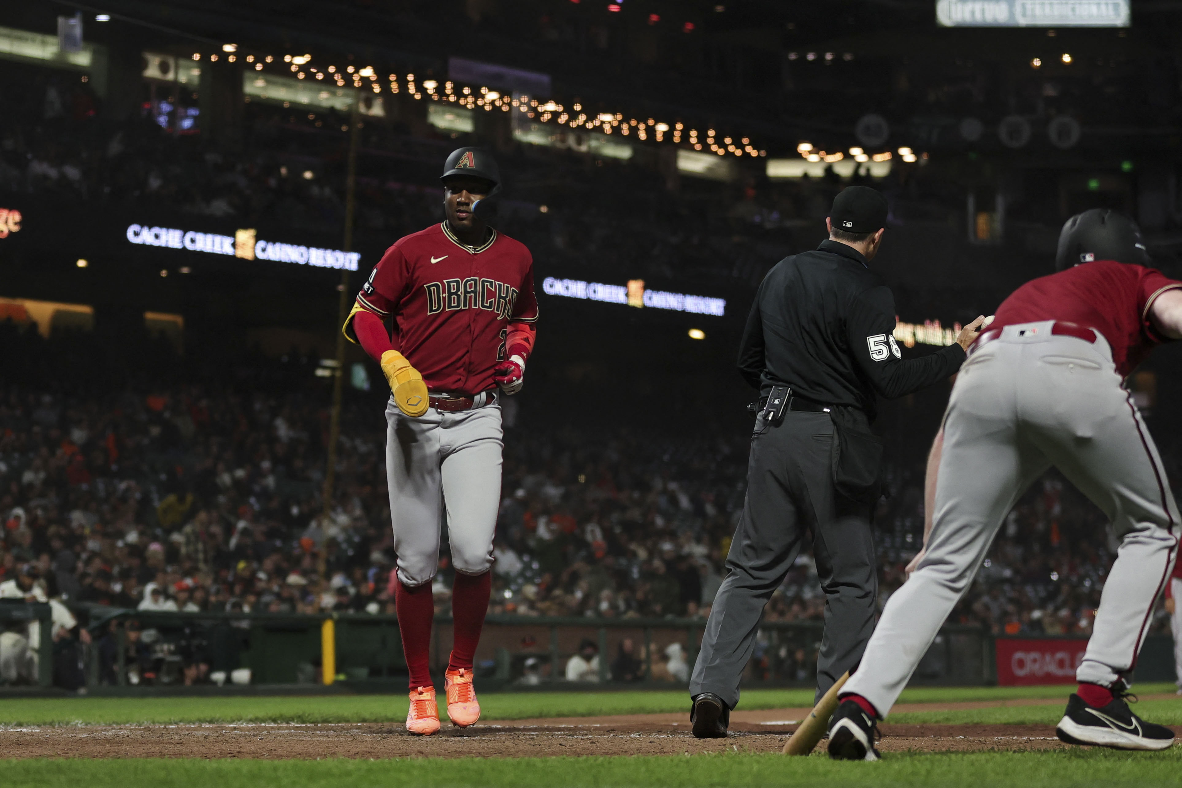 Diamondbacks rally, edge Giants in 11 innings | Reuters