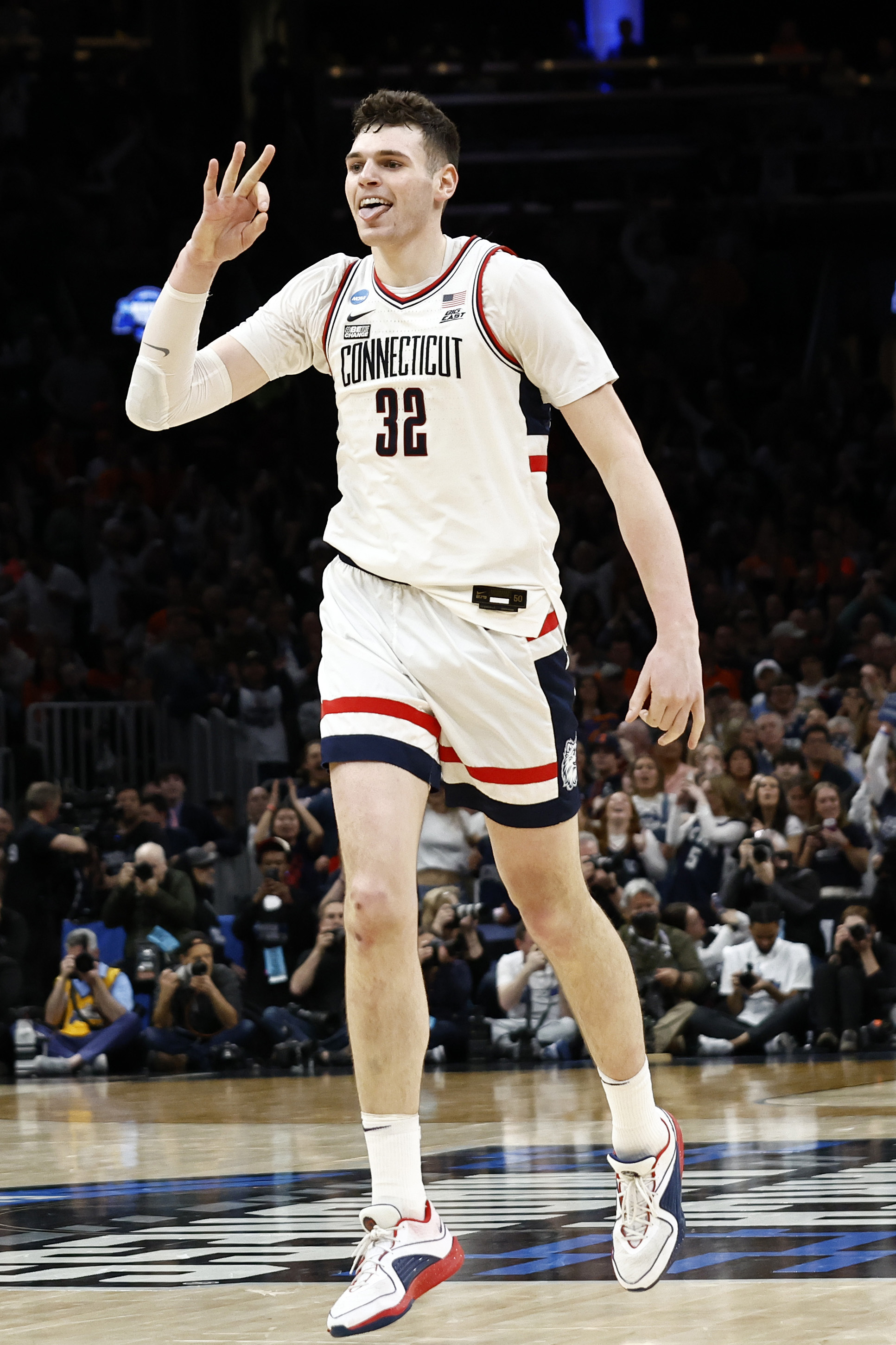 Defending champ UConn dominates Illinois, back in Final Four | Reuters