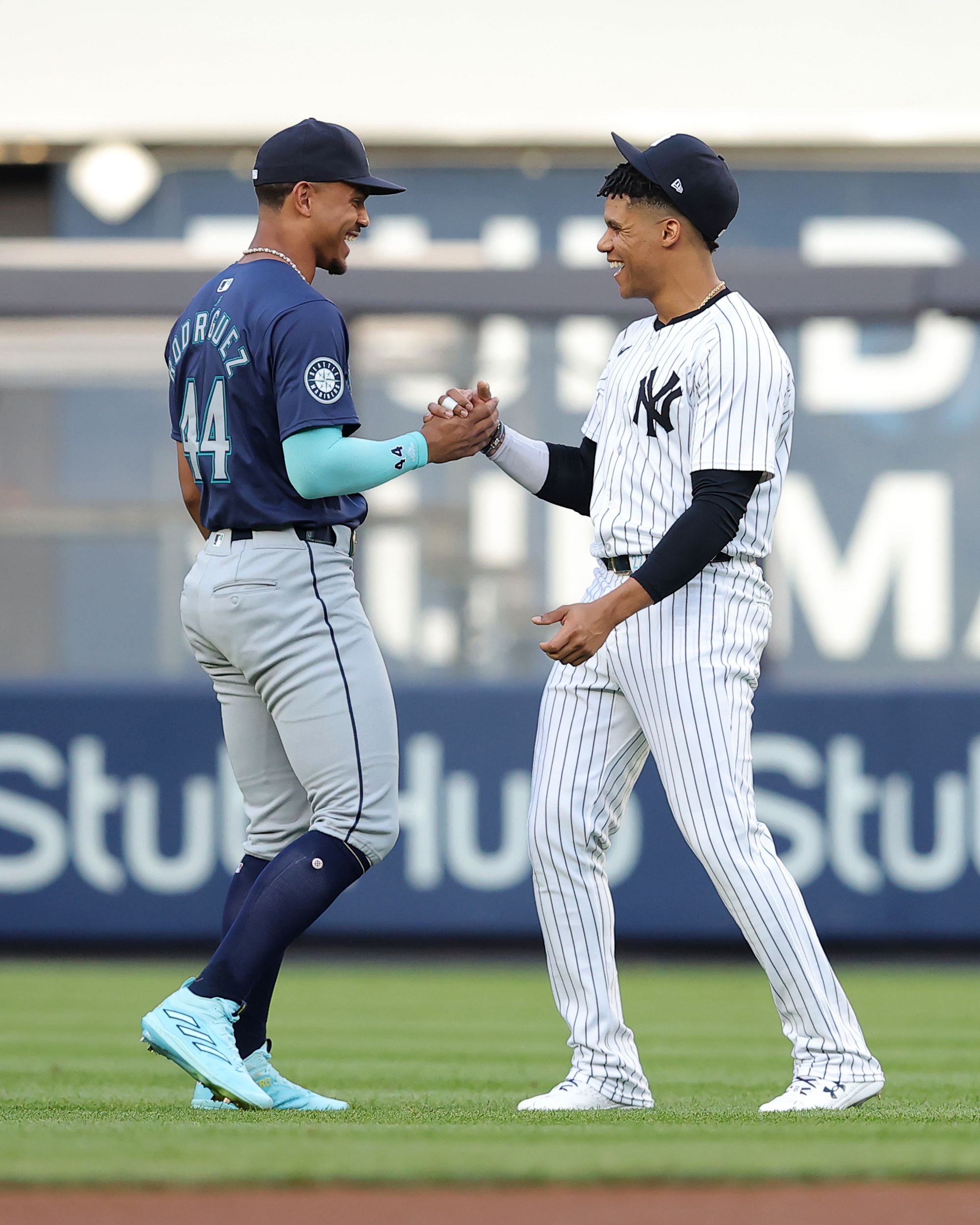 Mariners break through vs. Clay Holmes, stun Yankees | Reuters